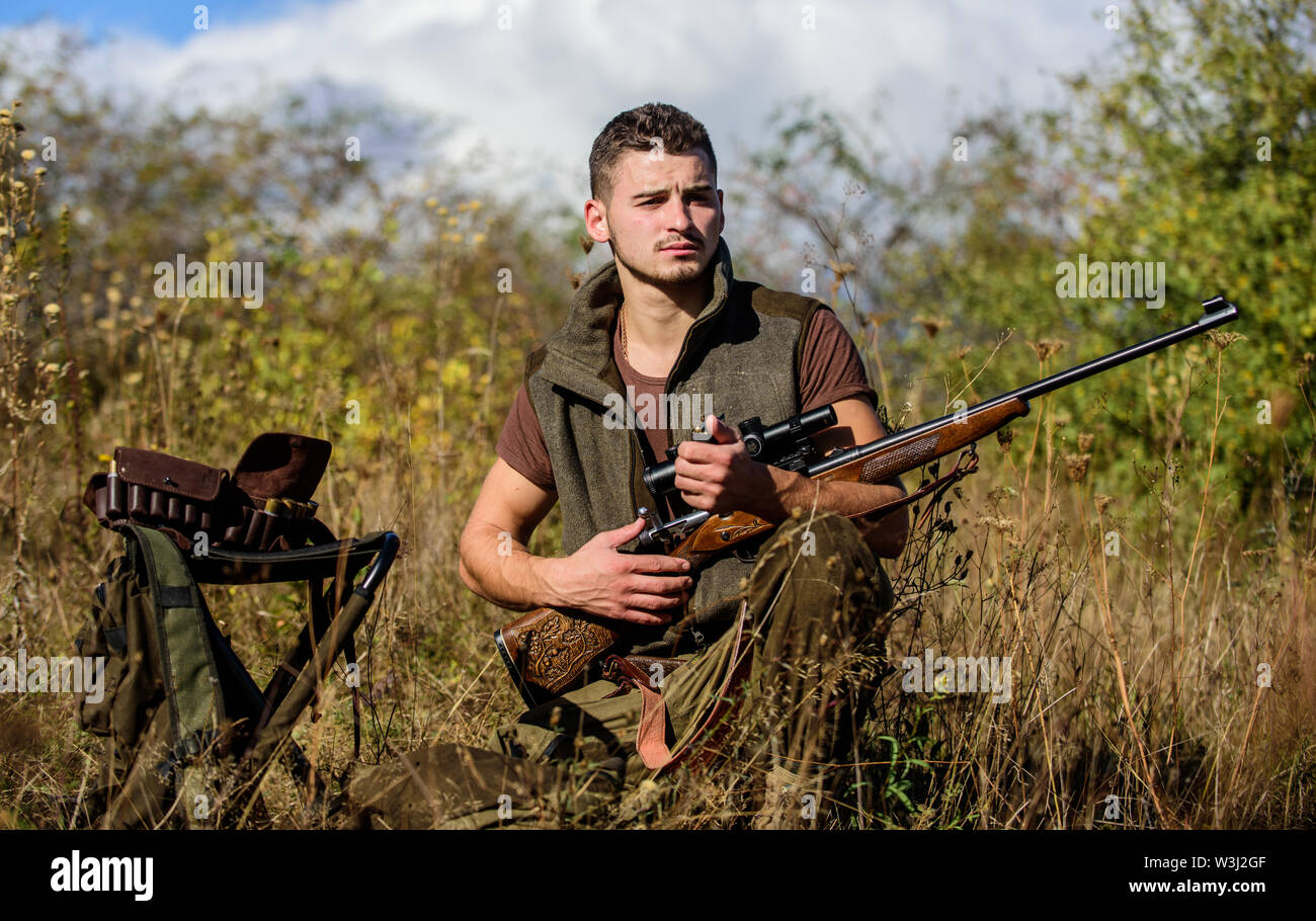 L'homme au fusil de chasse nature background. Se préparer pour la ...
