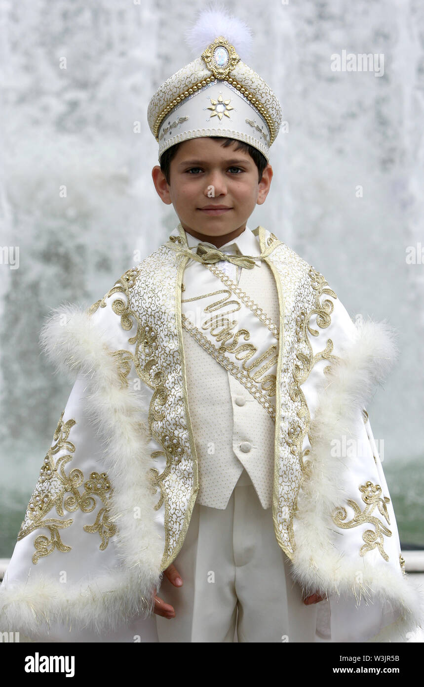 Un jeune garçon turc magnifiquement habillés avant sa circoncision ...