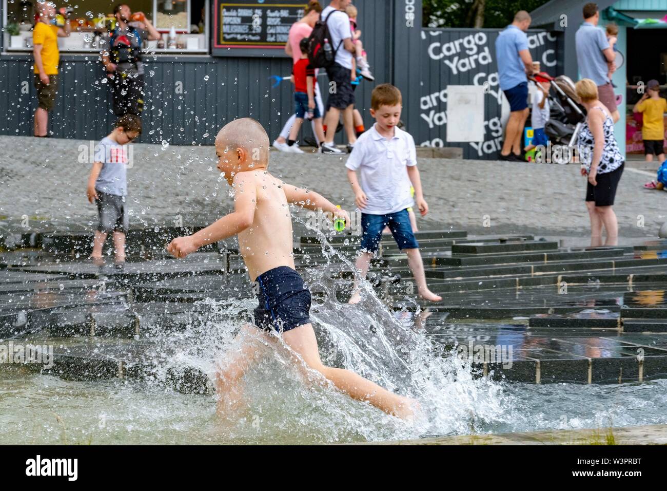 Les enfants jouent dans l'eau Banque de photographies et d’images à haute résolution - Alamy