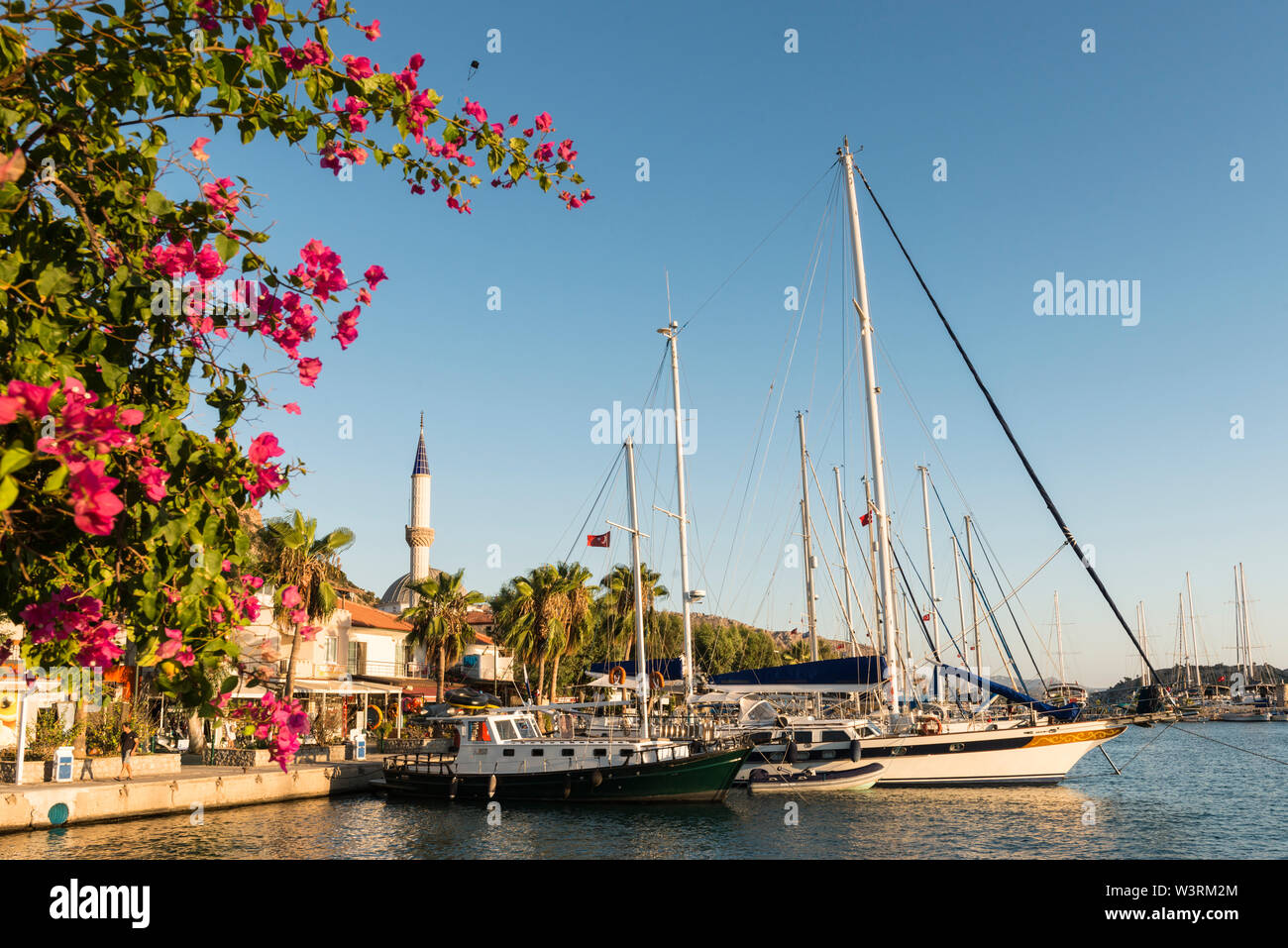 Visiter yachts, battant pavillon turc avec la permission, amarré à l ...