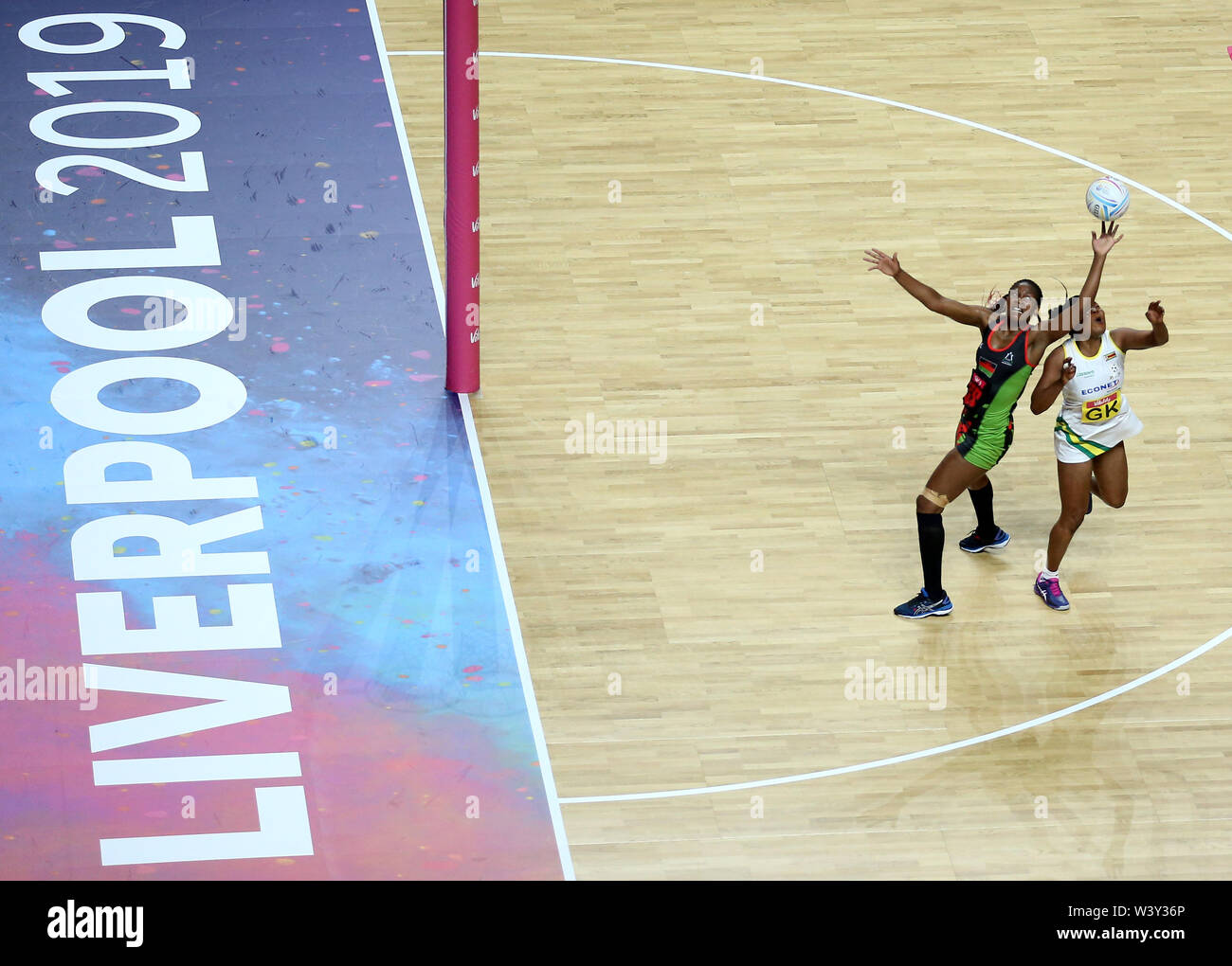 Sharleen Makusha (à droite) au Zimbabwe et Joyce Mvula au Malawi se ...