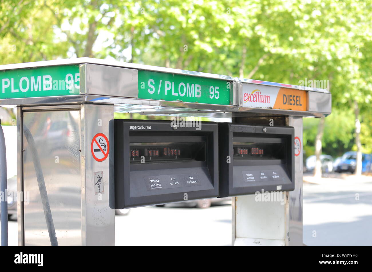 Paris petrol station Banque de photographies et d’images à haute ...