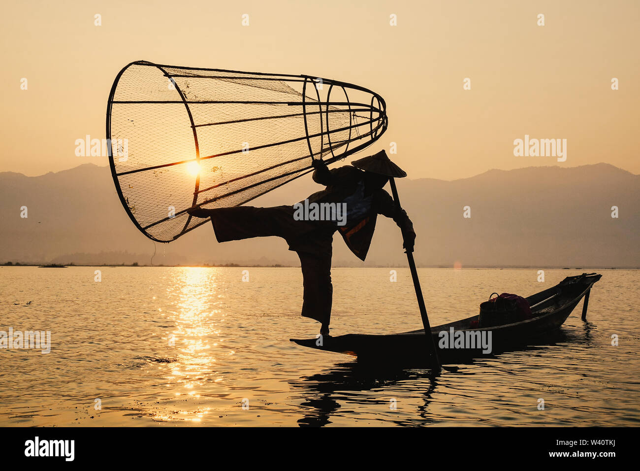 Lac Inle, Myanmar - Feb 16, 2016. Ethnie Intha man en utilisant les ...