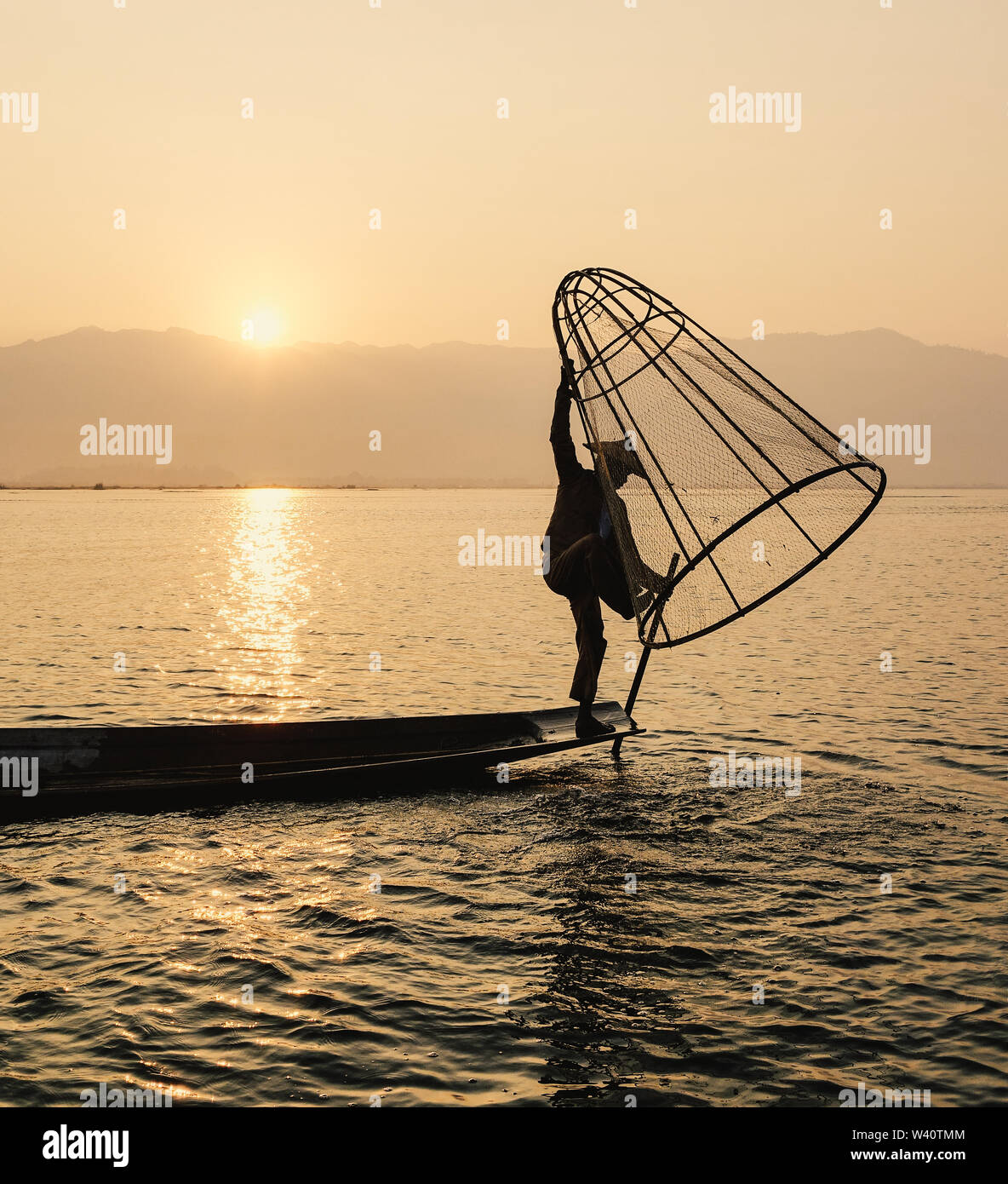 Lac Inle, Myanmar - Feb 16, 2016. Ethnie Intha man en utilisant les ...