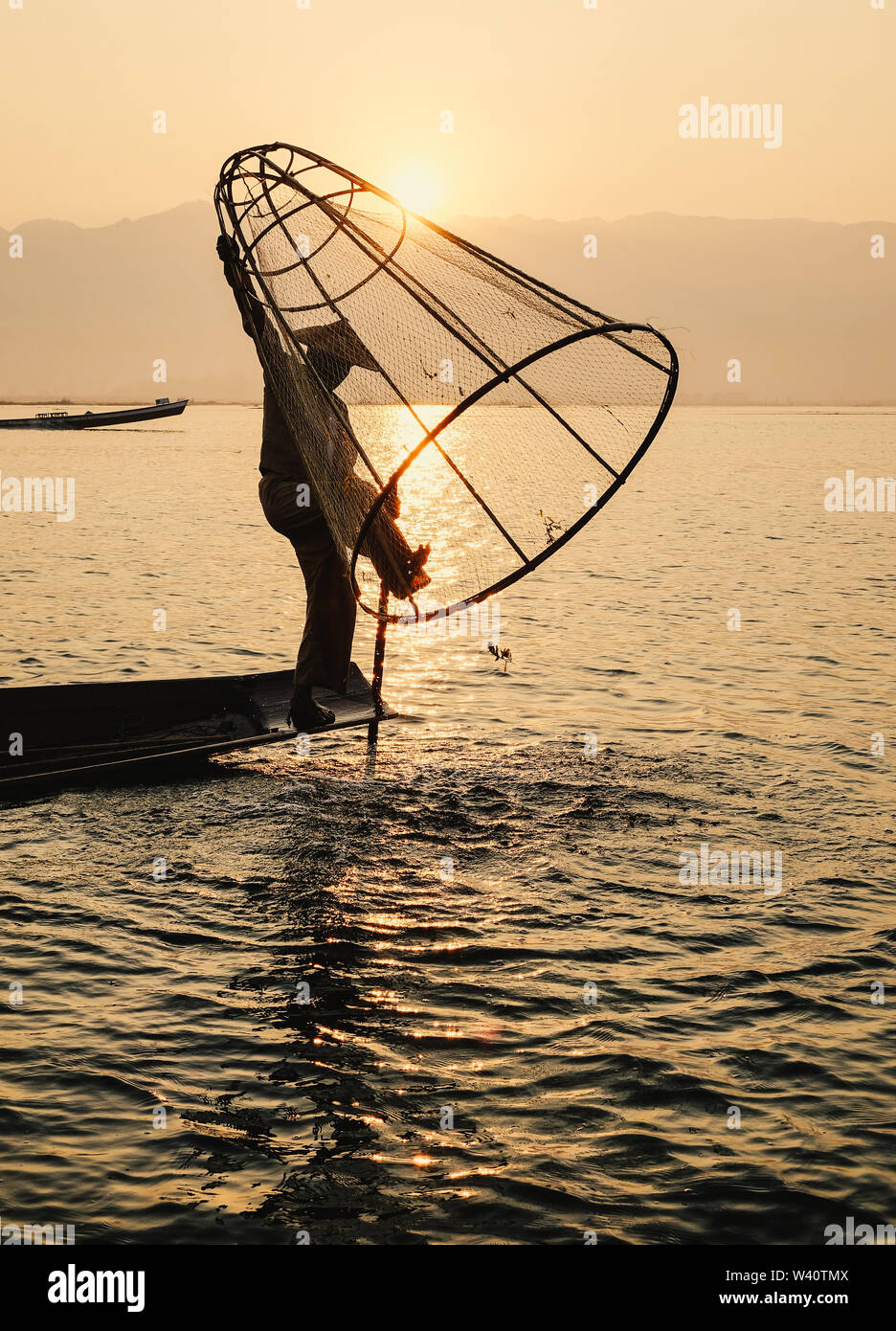 Lac Inle, Myanmar - Feb 16, 2016. Ethnie Intha man en utilisant les ...