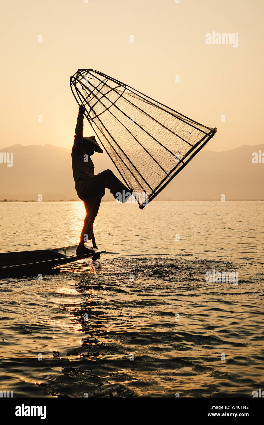 Lac Inle, Myanmar - Feb 16, 2016. Ethnie Intha man en utilisant les ...