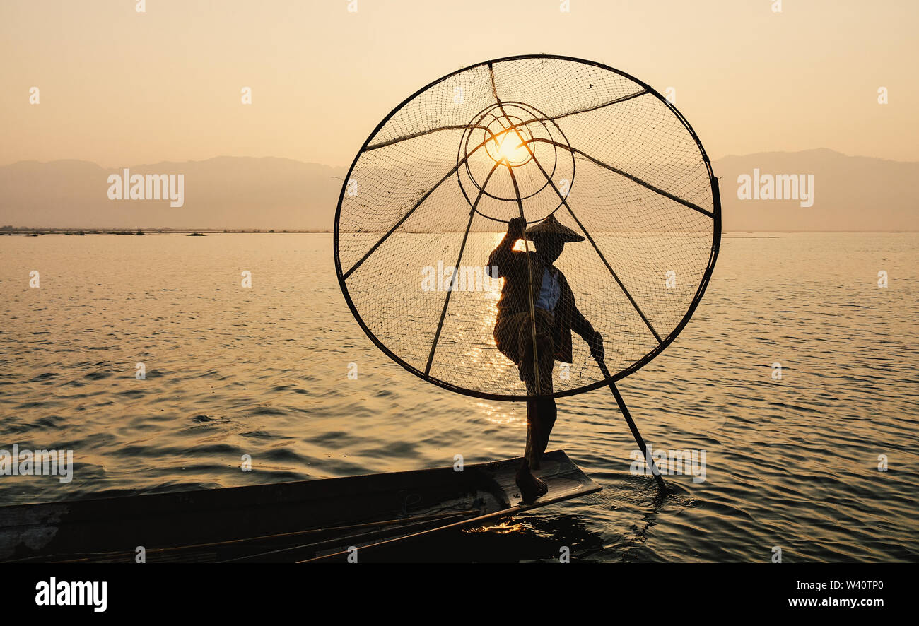 Lac Inle, Myanmar - Feb 16, 2016. Ethnie Intha man en utilisant les ...