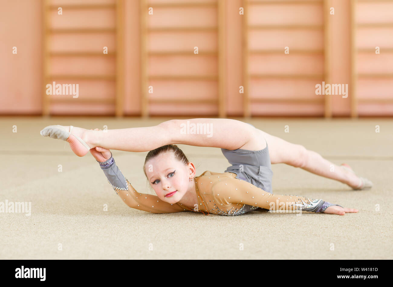 Jeune fille faisant de la gymnastique dans la salle de sport Photo ...
