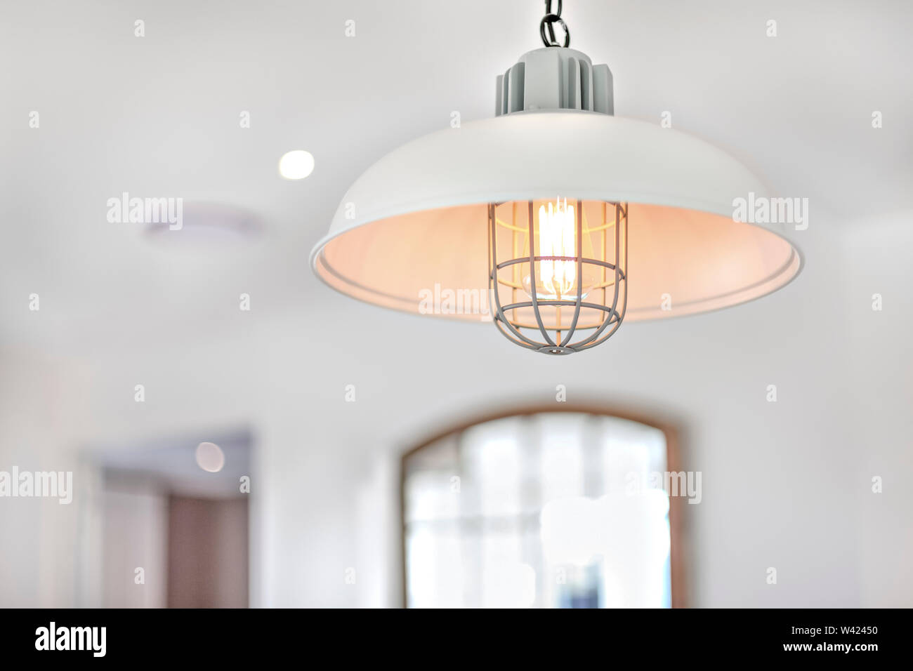 Spot suspension lampe clignote avec un arrière-plan flou dans une ...