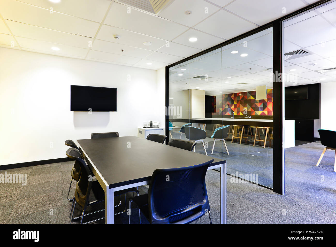 Salle de réunion moderne avec grande porte en verre ouverte et couverte ...