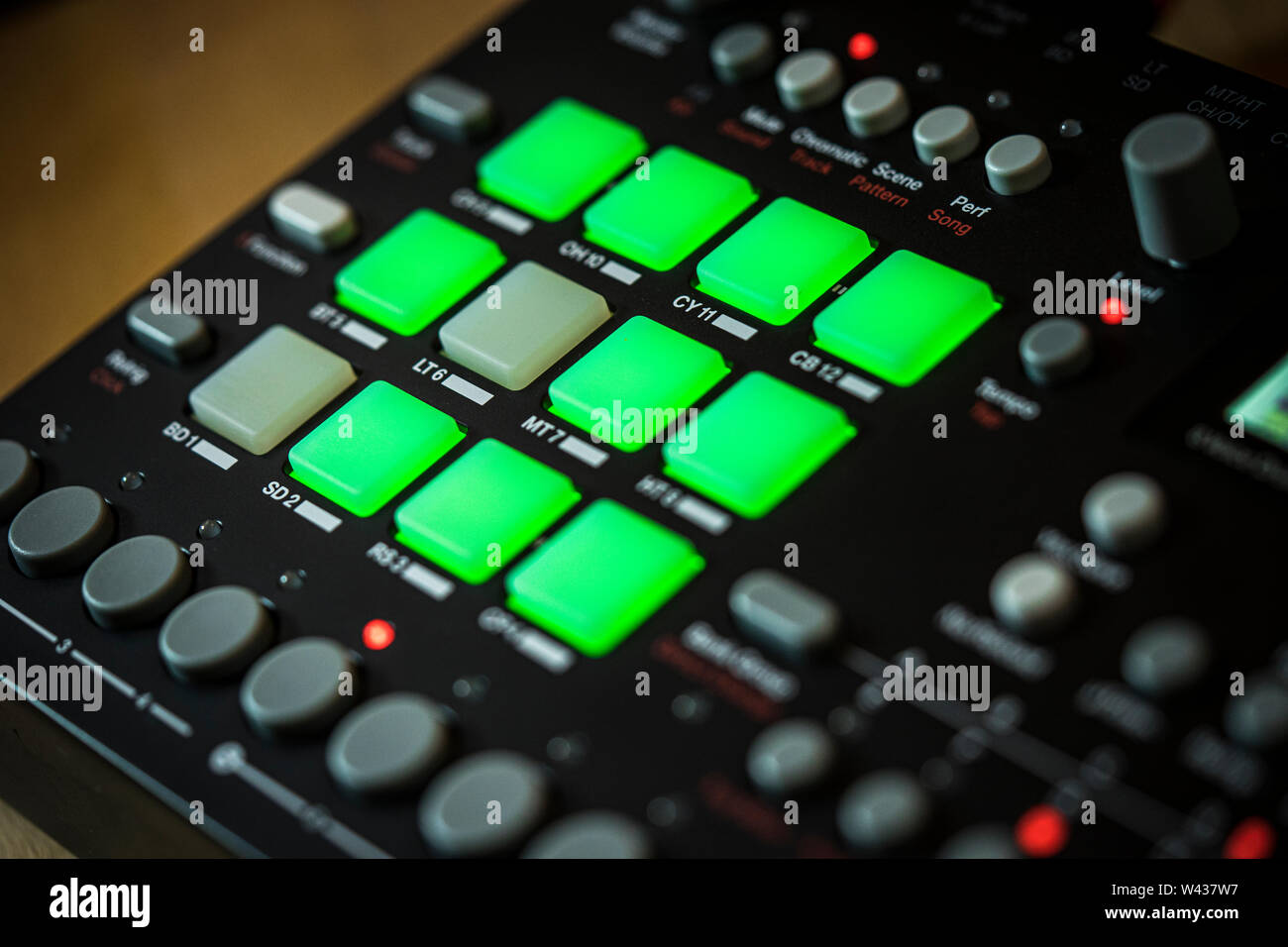 Edm music production Banque de photographies et d’images à haute ...