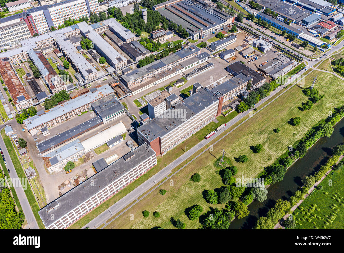 Vue aérienne du drone de zone industrielle urbaine avec des entrepôts ...