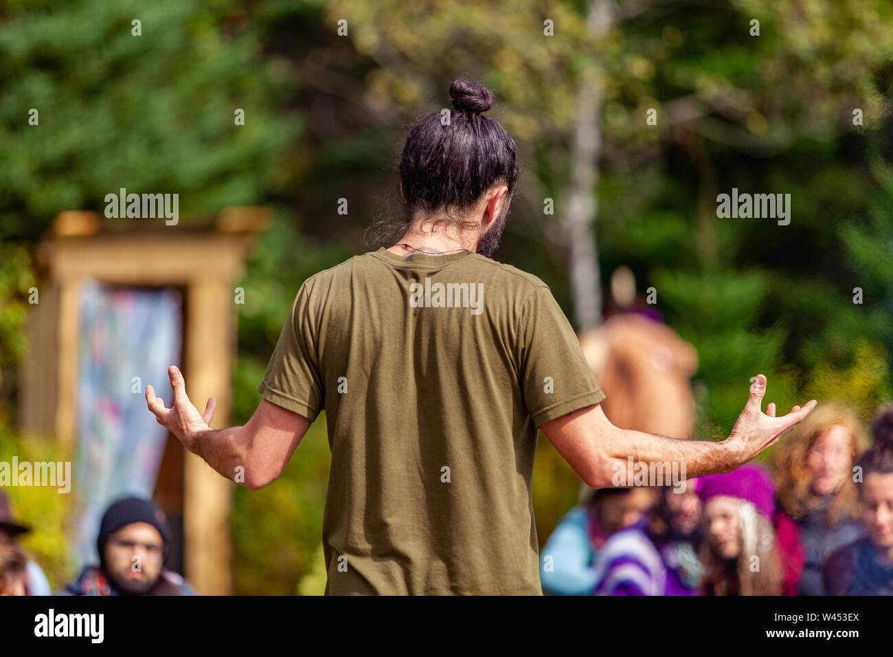 Un homme spirituel habillé en style bohème est vu donner une ...