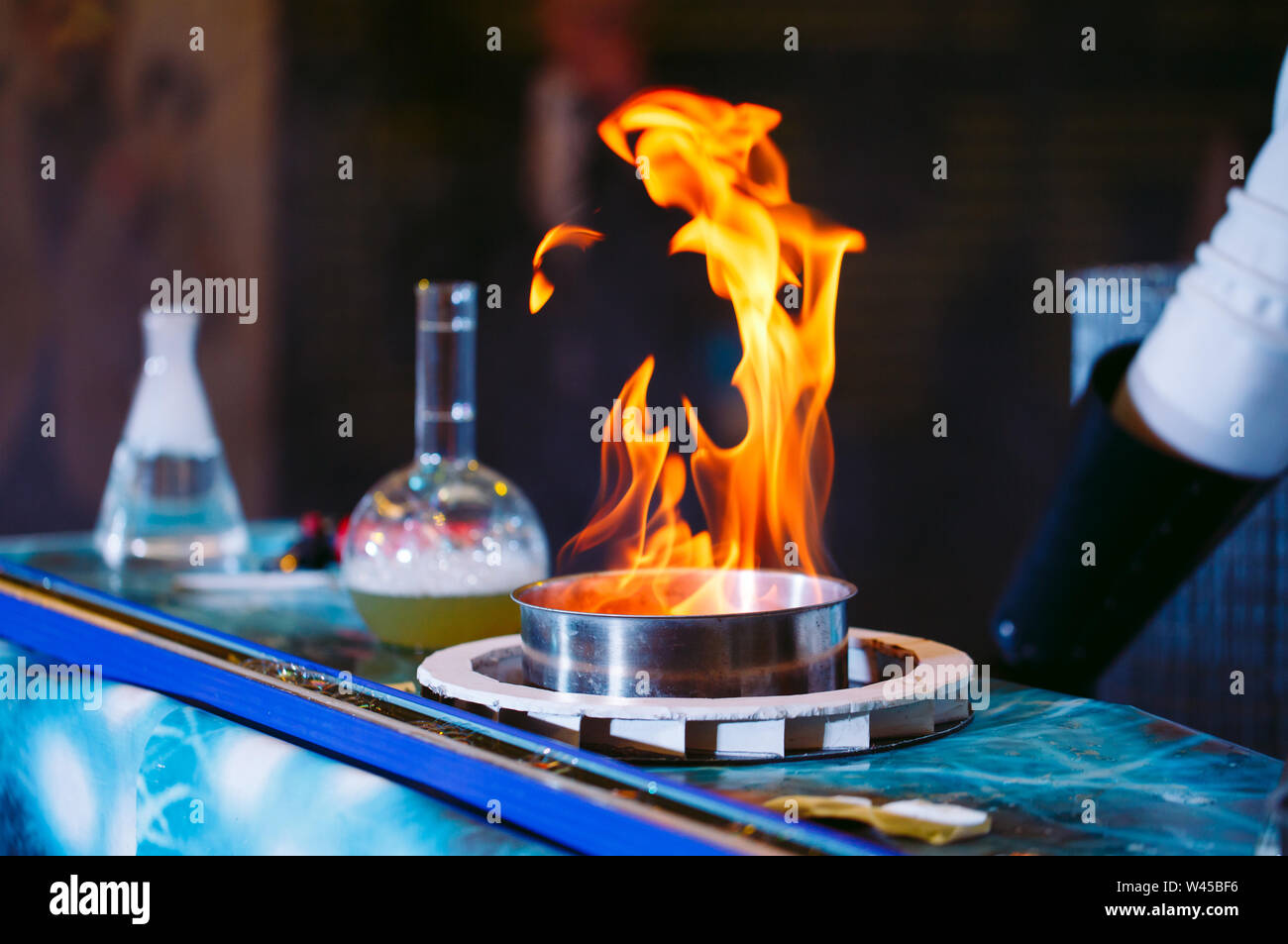 Explosion Chimique Banque d'image et photos - Alamy