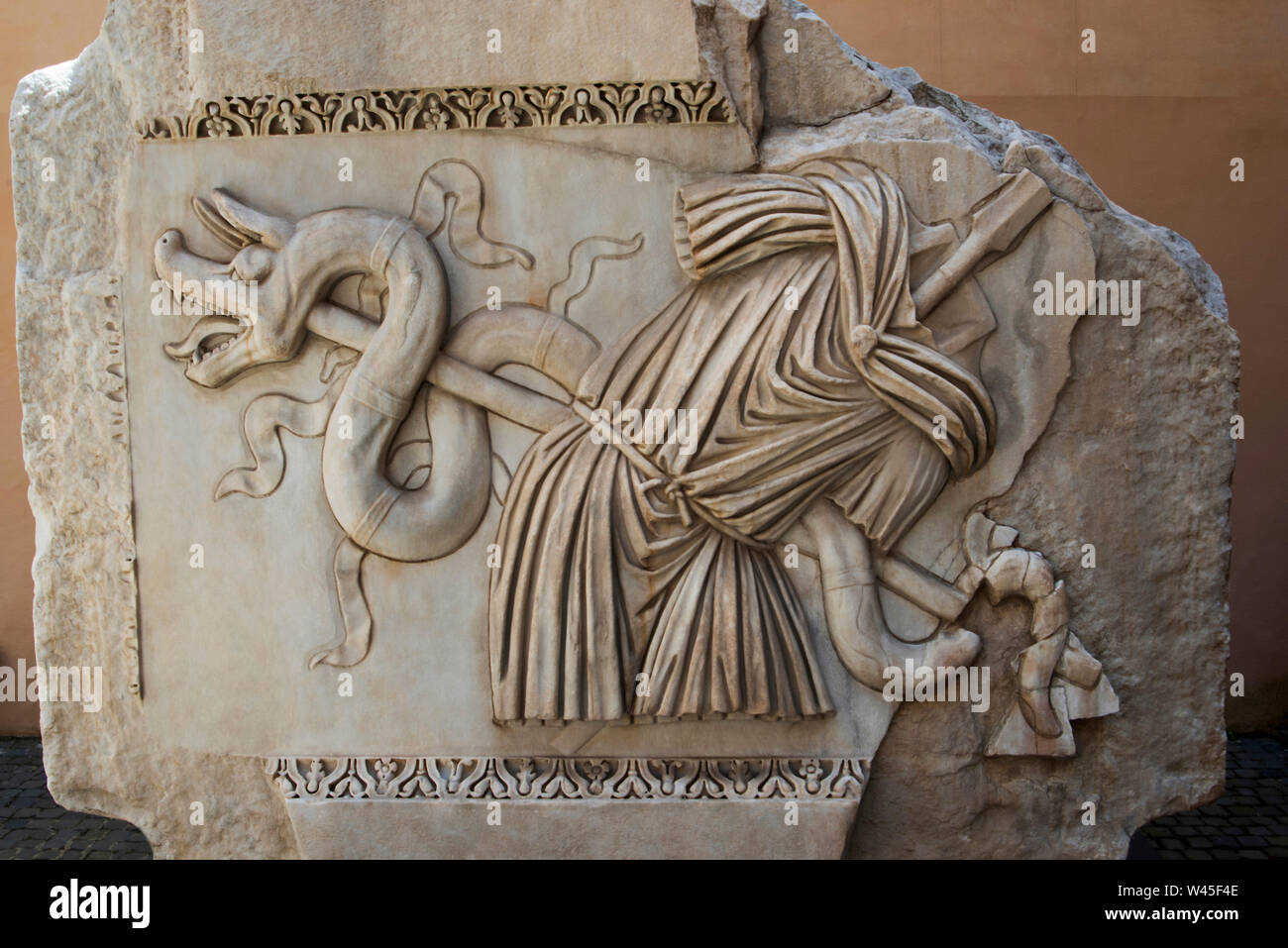 Monument Du Dragon Banque d'image et photos - Alamy