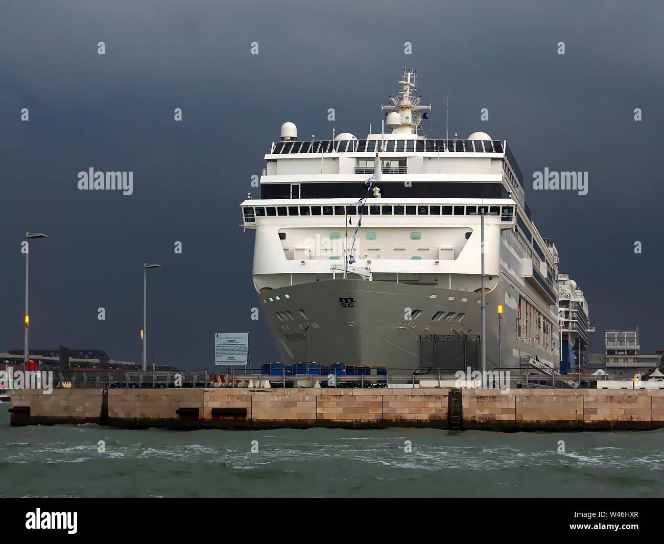 Grand bateau de croisière du port de croisière st Venise terminal ...