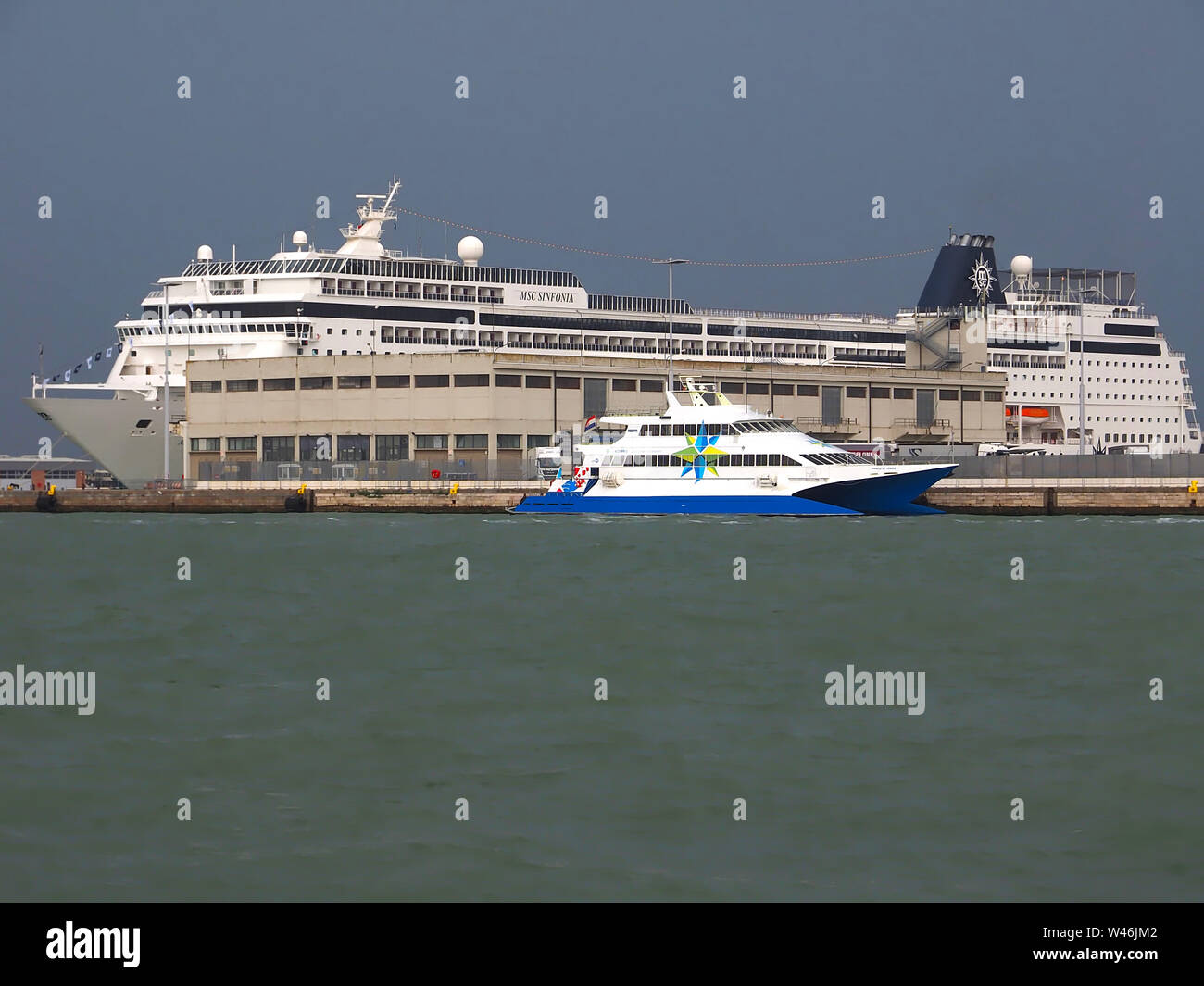 Grand bateau de croisière du port de croisière st Venise terminal ...