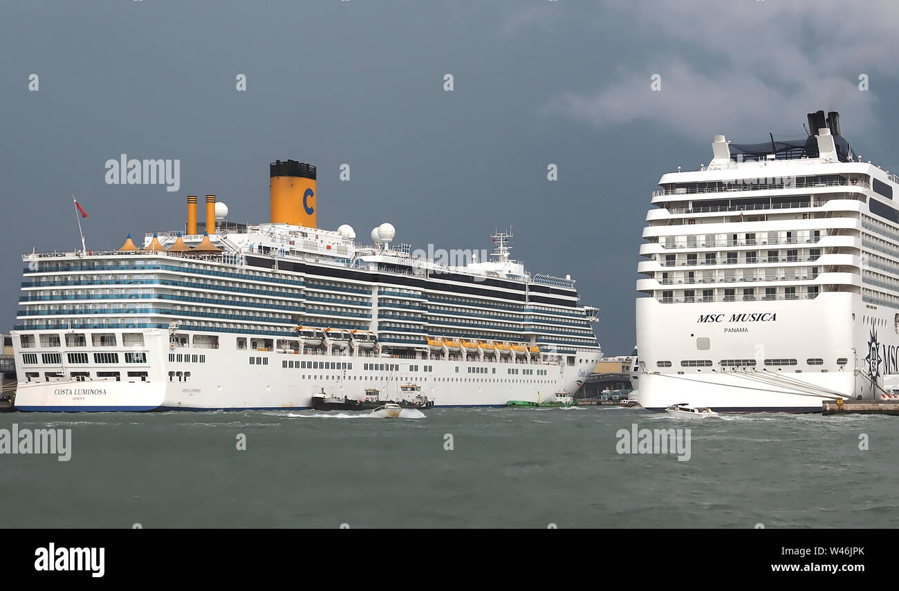 Grand bateau de croisière du port de croisière st Venise terminal ...