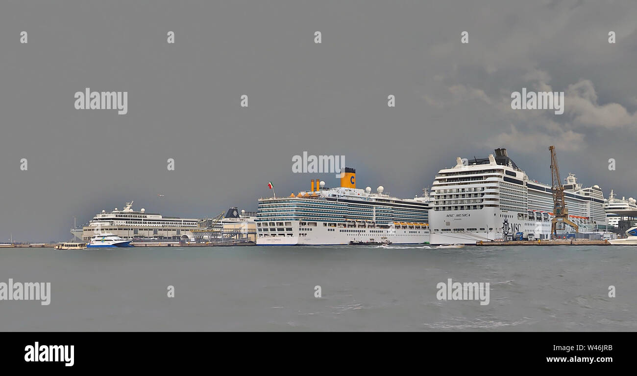 Grand bateau de croisière du port de croisière st Venise terminal ...