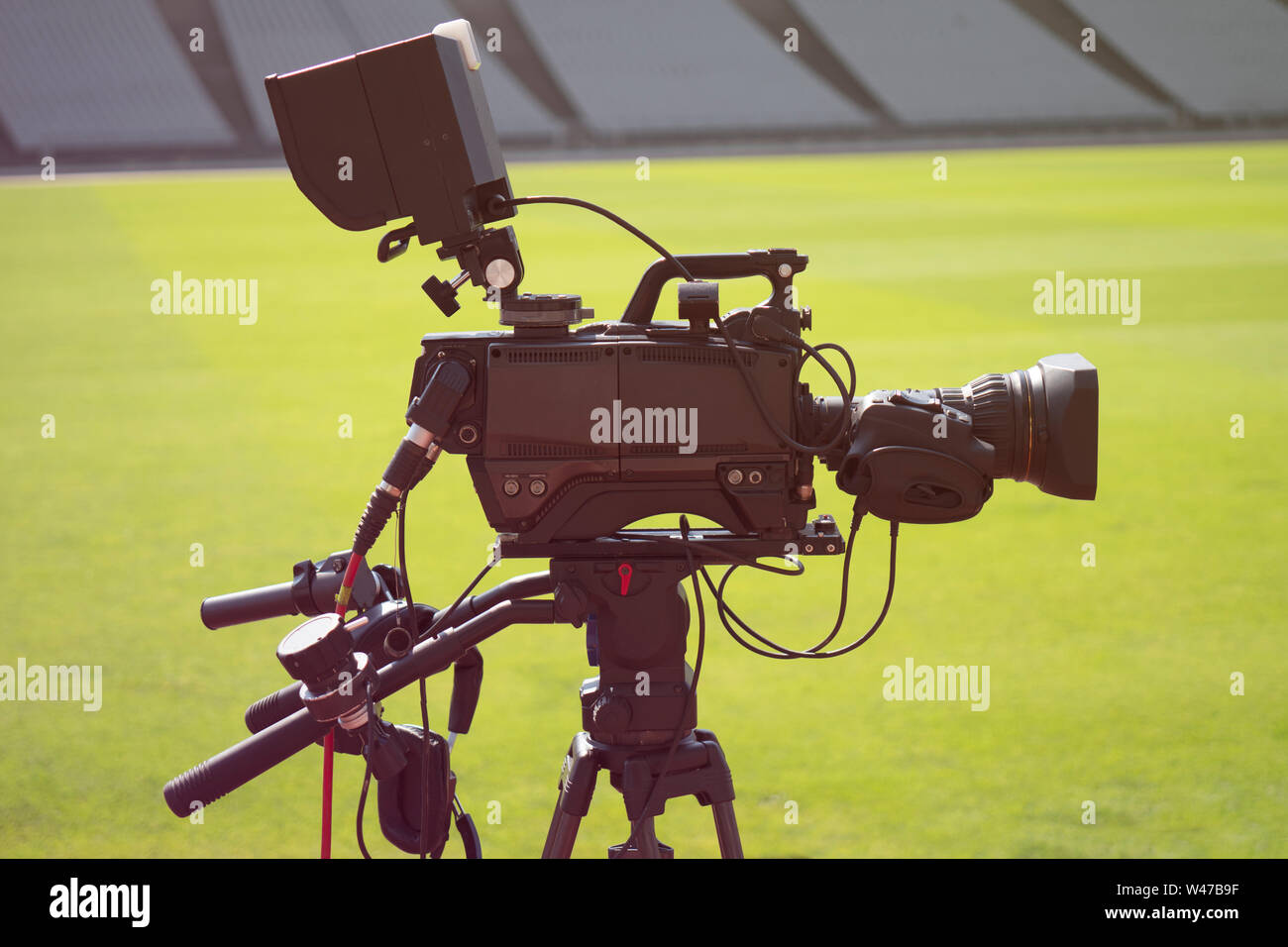 Television cameraman filming football match Banque de photographies et ...