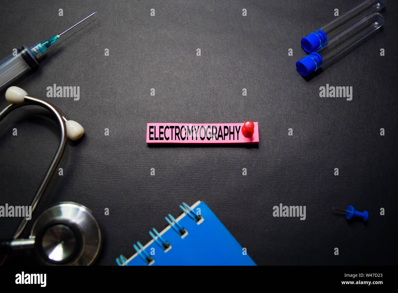 Texte sur l'électromyographie de Post-it. Vue de dessus isolé sur fond ...
