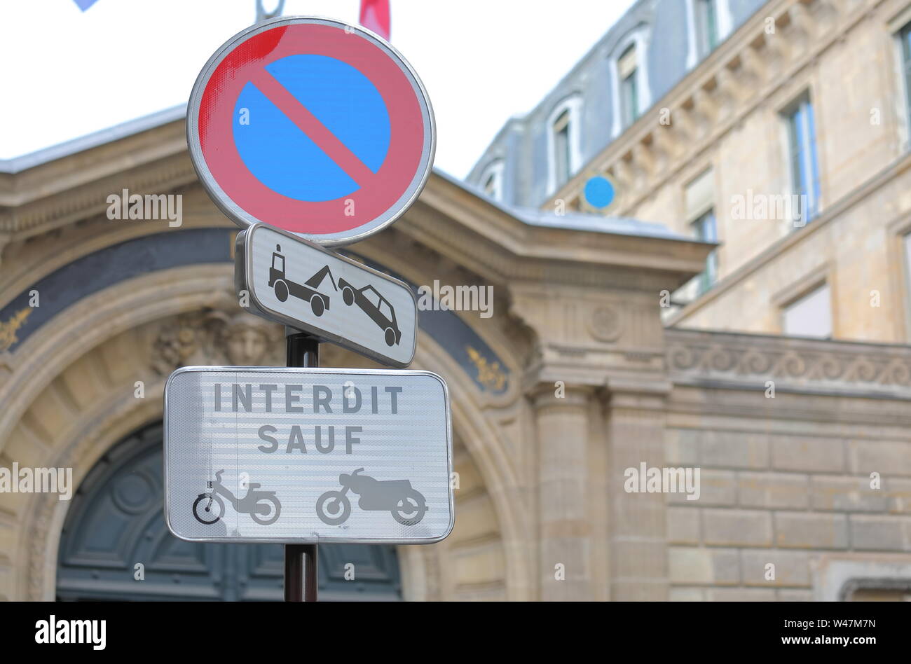 No Parking Sign Paris Banque d'image et photos - Alamy
