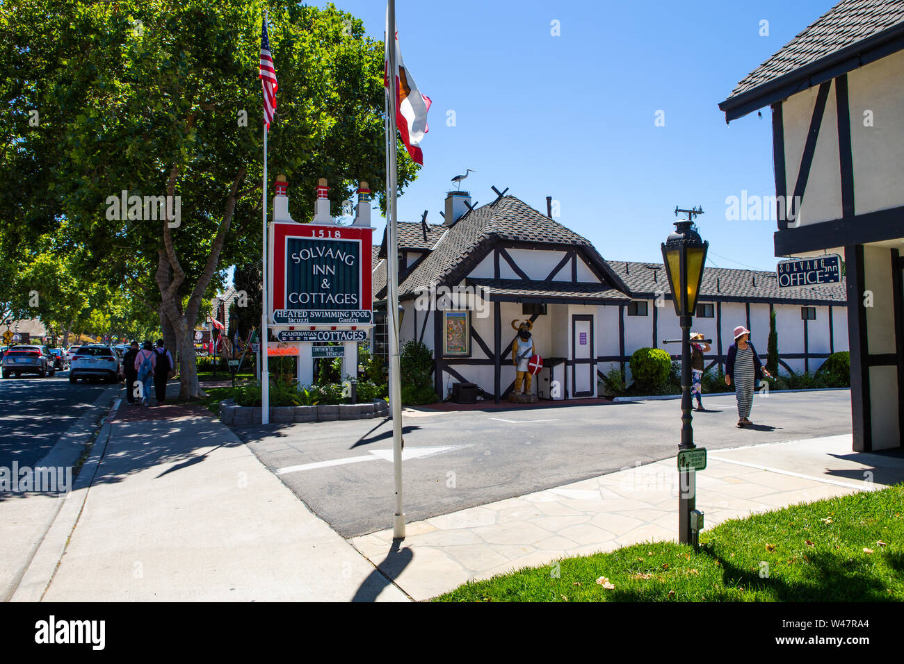 Auberge de solvang et cottages Banque de photographies et d’images à ...