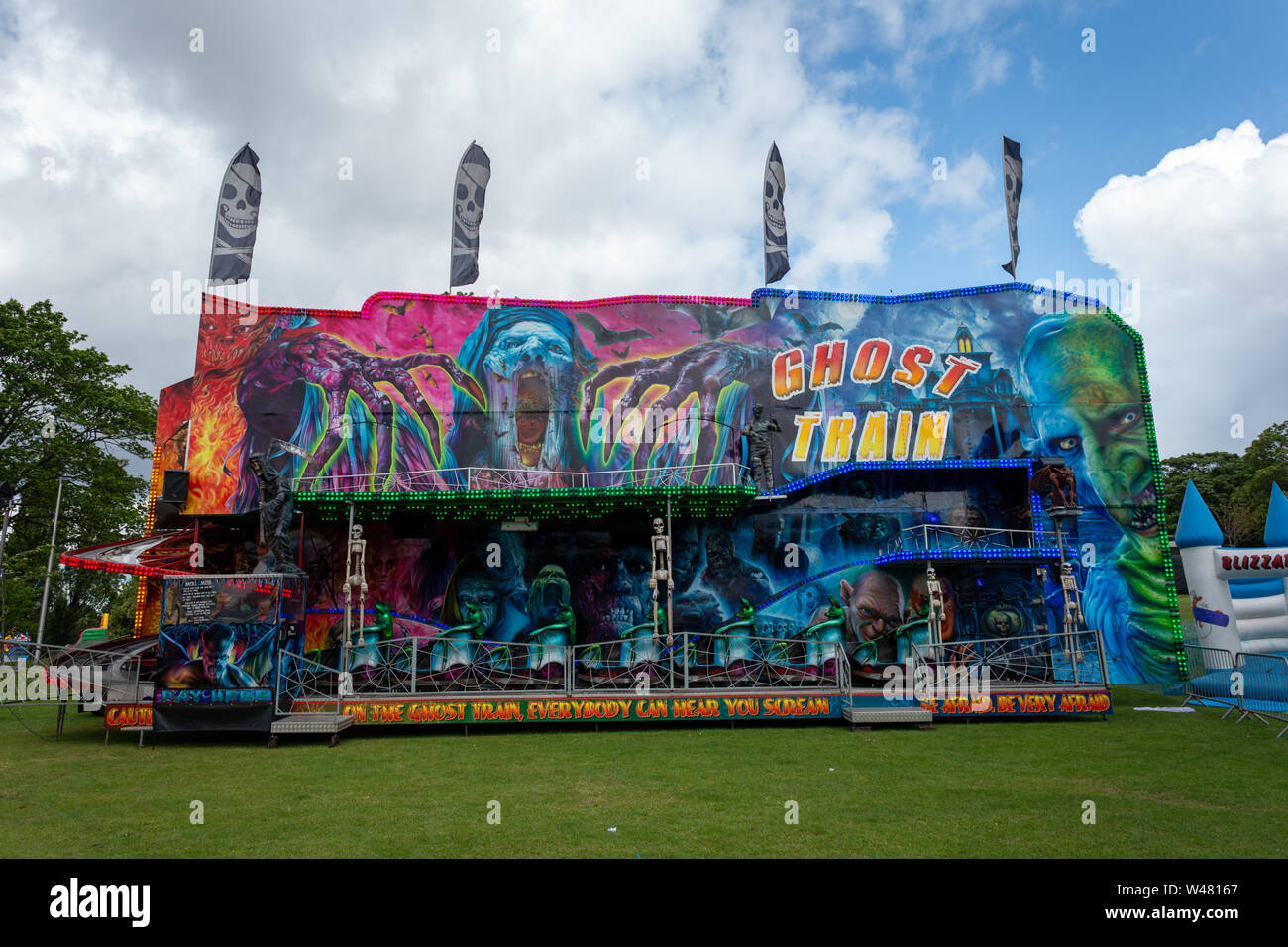 Ghost train ride funfair ride Banque de photographies et d’images à ...