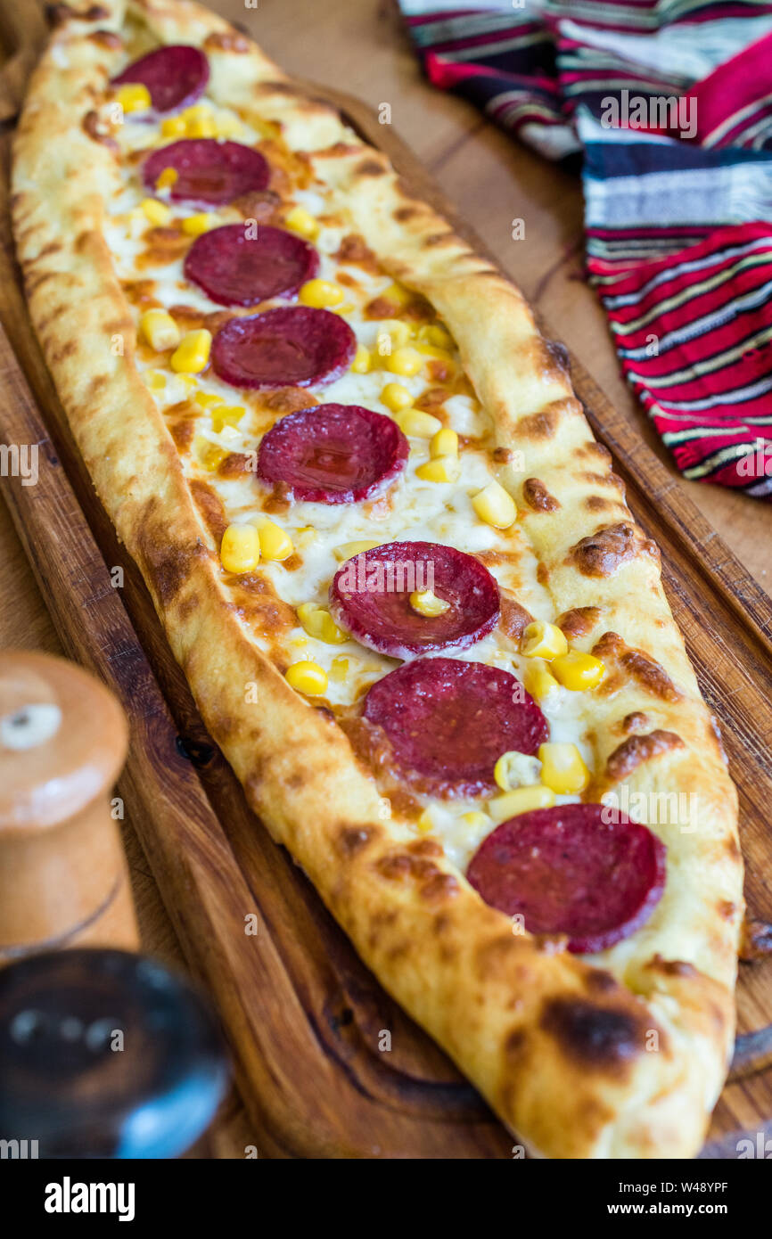 Turkish pizza Banque de photographies et d’images à haute résolution ...
