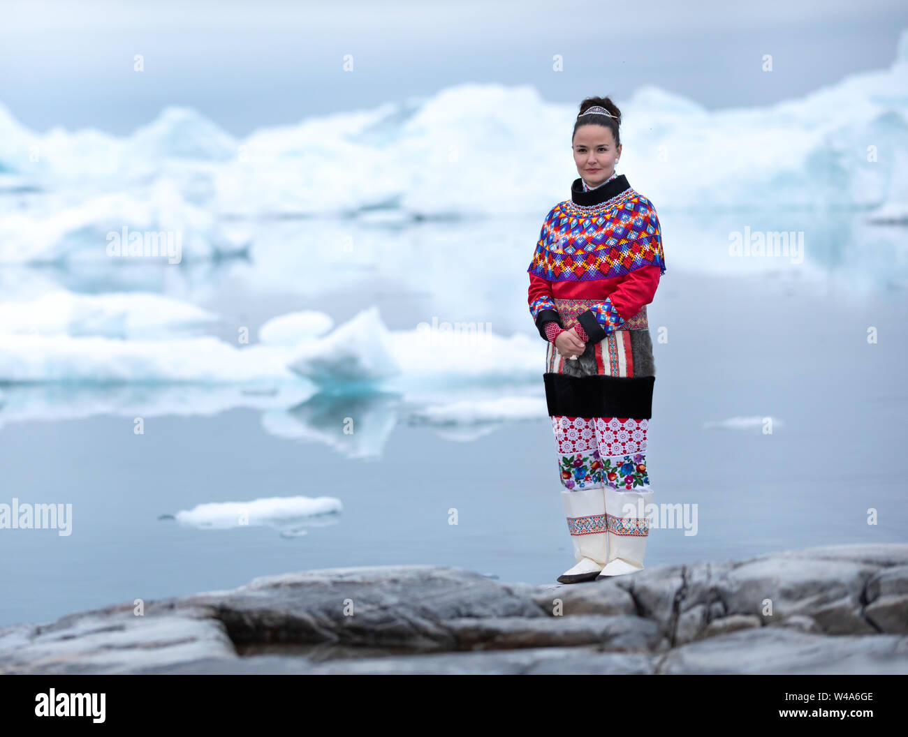 Jeune femme en costume traditionnel des Inuits qui pose pour les photos ...