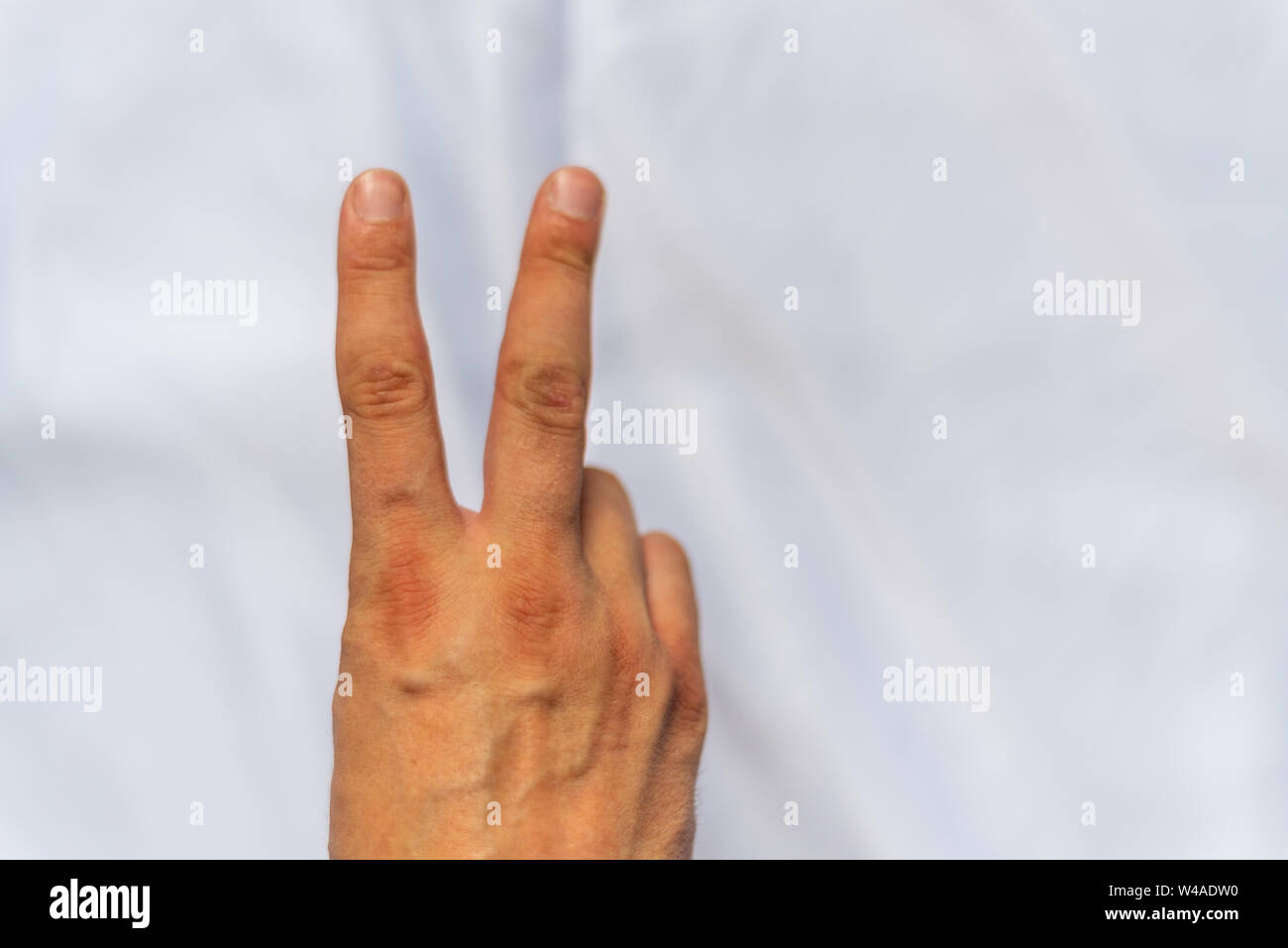 Une main montre des signes différents sur fond blanc Photo Stock - Alamy