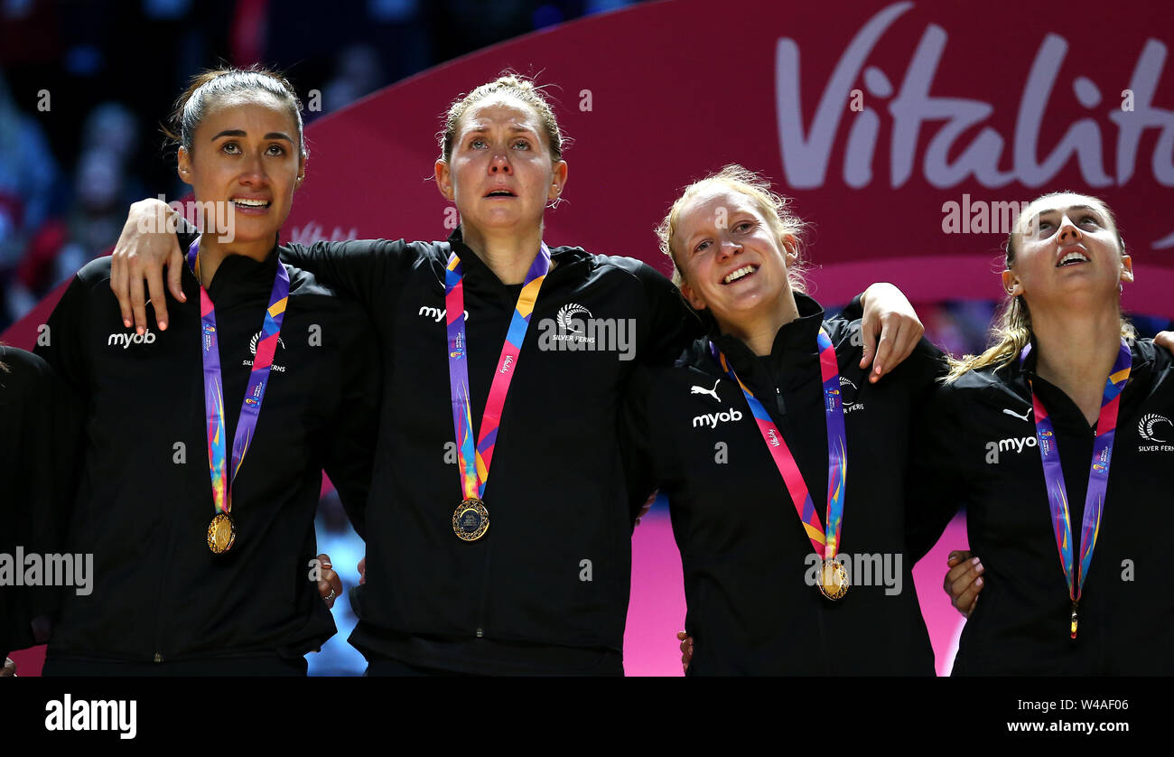 England's Maria Folau (à gauche) célèbre avec une médaille d'or après ...