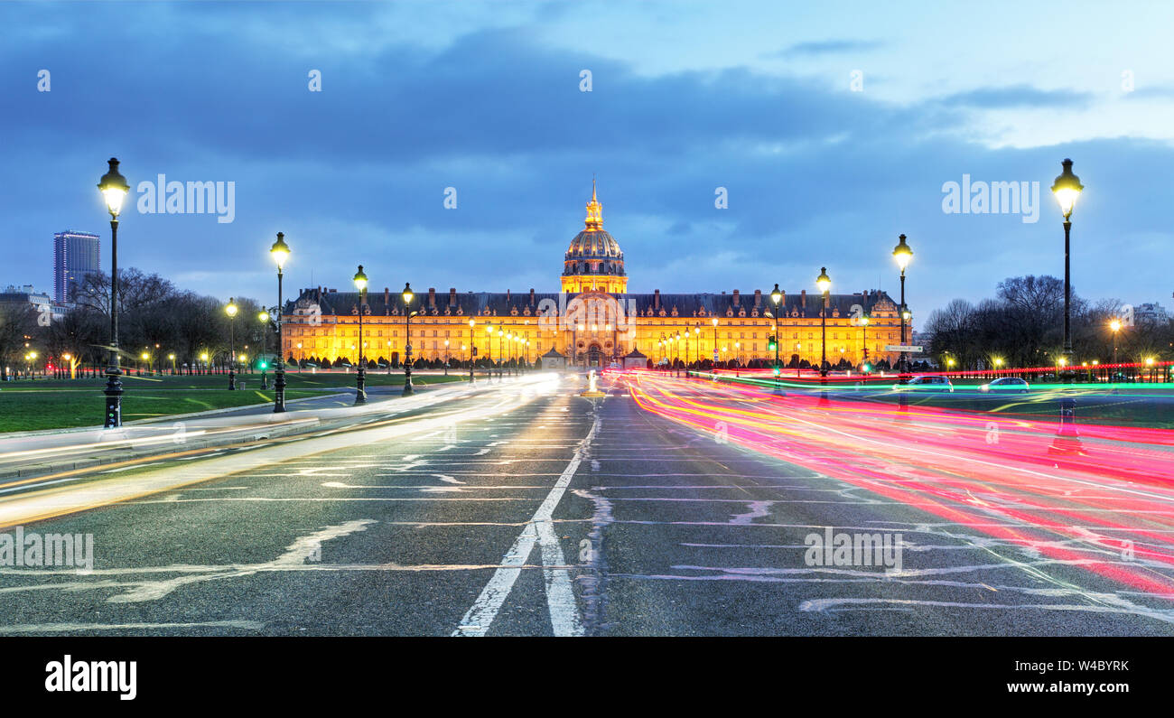 Les invalides at night Banque de photographies et d’images à haute ...