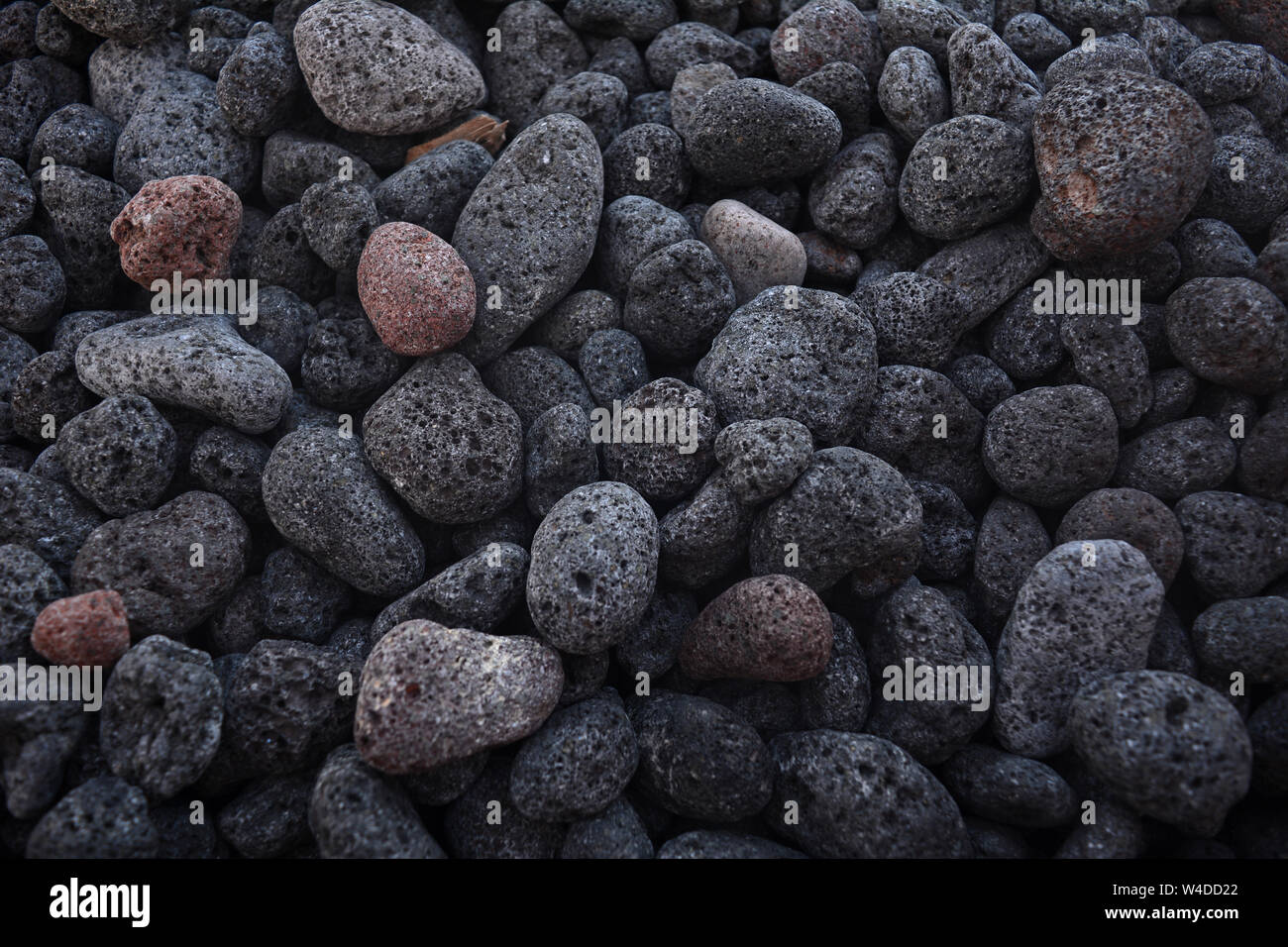 Les roches volcaniques noires sur la plage de Stromboli en Italie. Vue ...