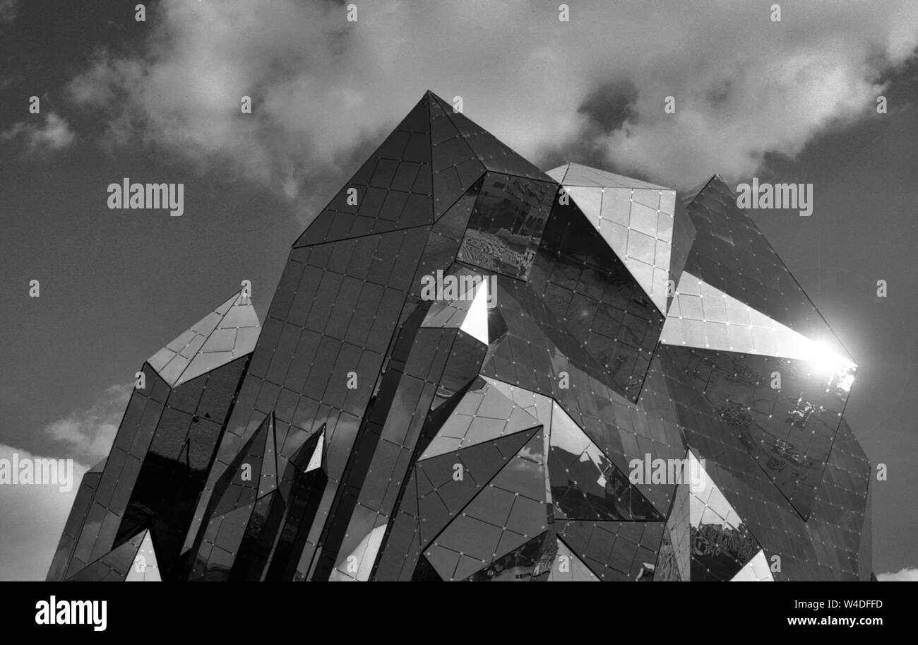 Futuroscope building Banque d'images noir et blanc - Alamy