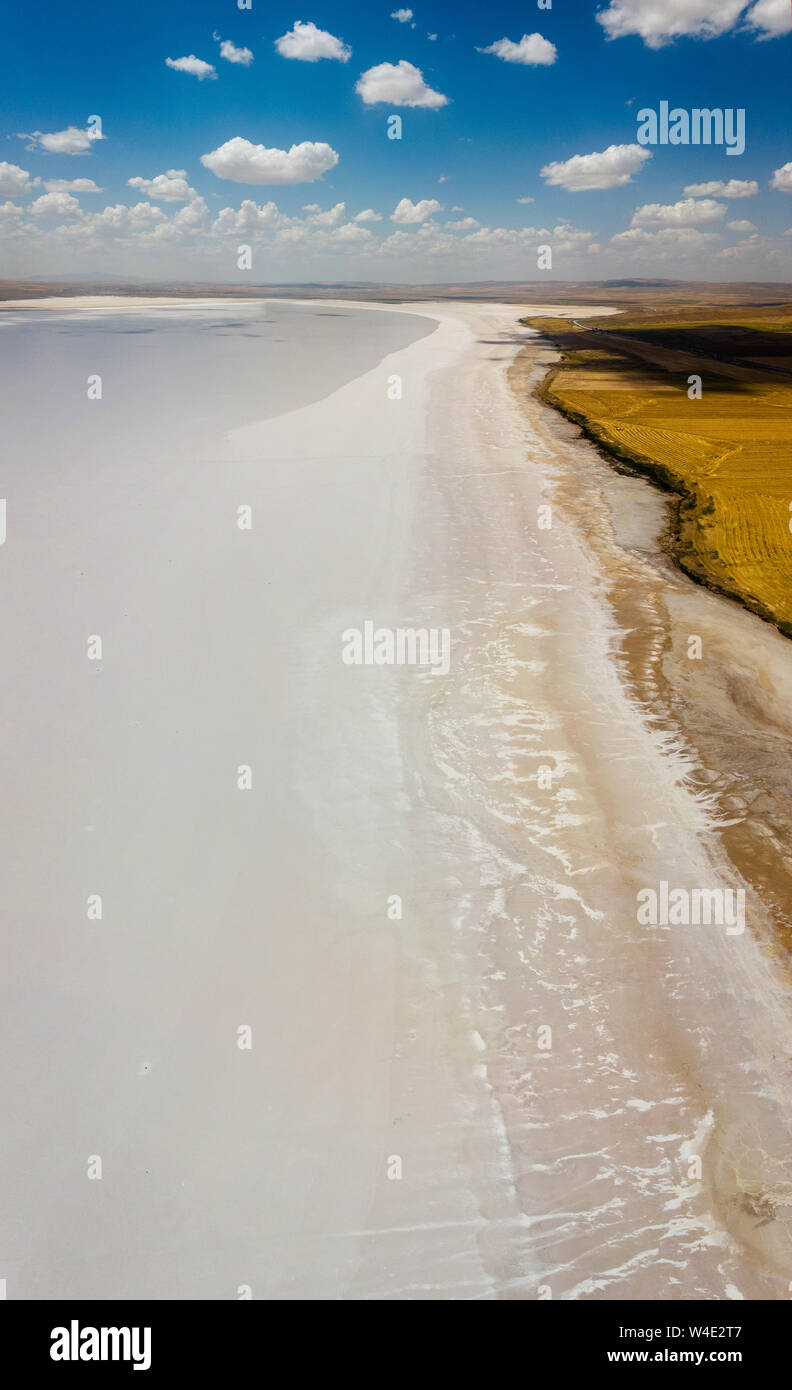 Vue aérienne du lac Tuz, Tuz Golu. Salt Lake. Rouge, rose de l'eau ...