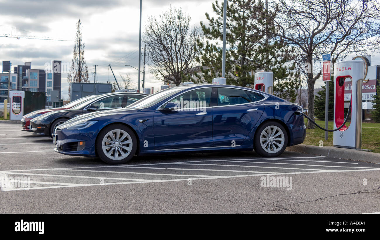 Tesla modèle 3 blue Banque de photographies et d’images à haute ...