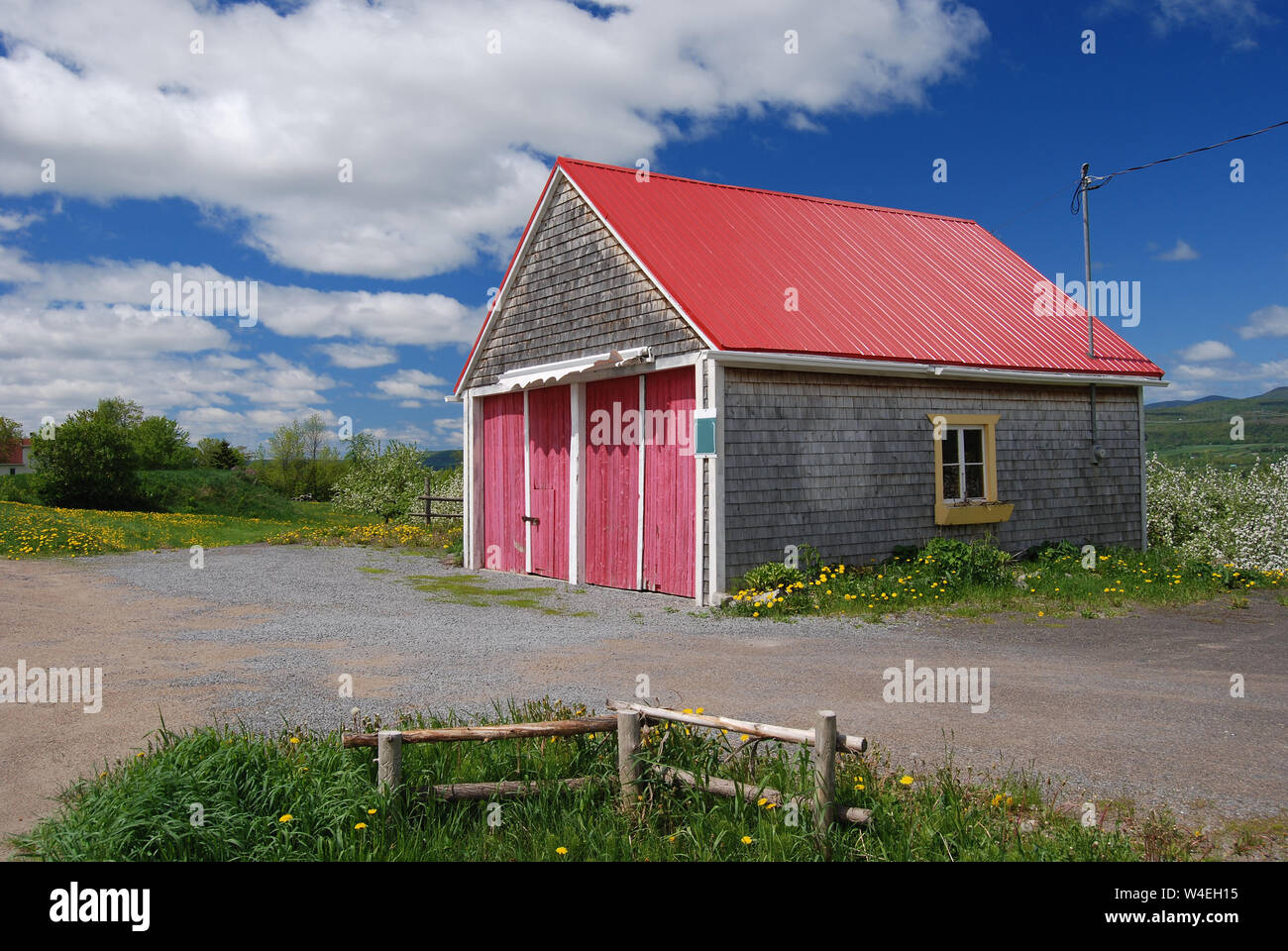 Maison toit rouge ile d'orleans Banque de photographies et d’images à ...
