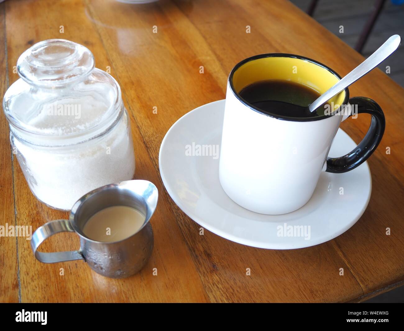 Café, crème et sucre. Cafe con leche. Une grande tasse de café avec du ...