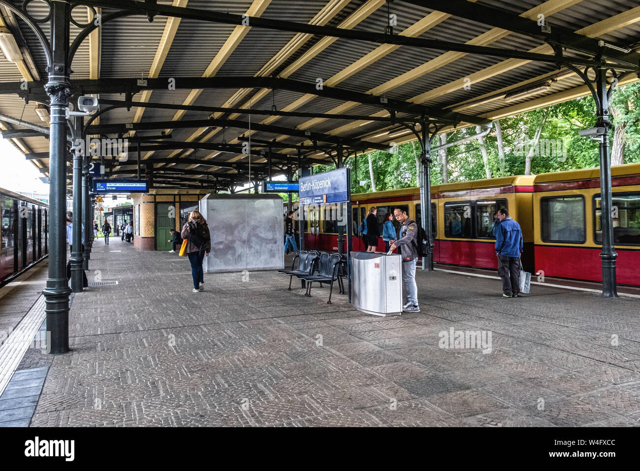 Trains urbains s bahn de berlin Banque de photographies et d’images à haute résolution - Alamy