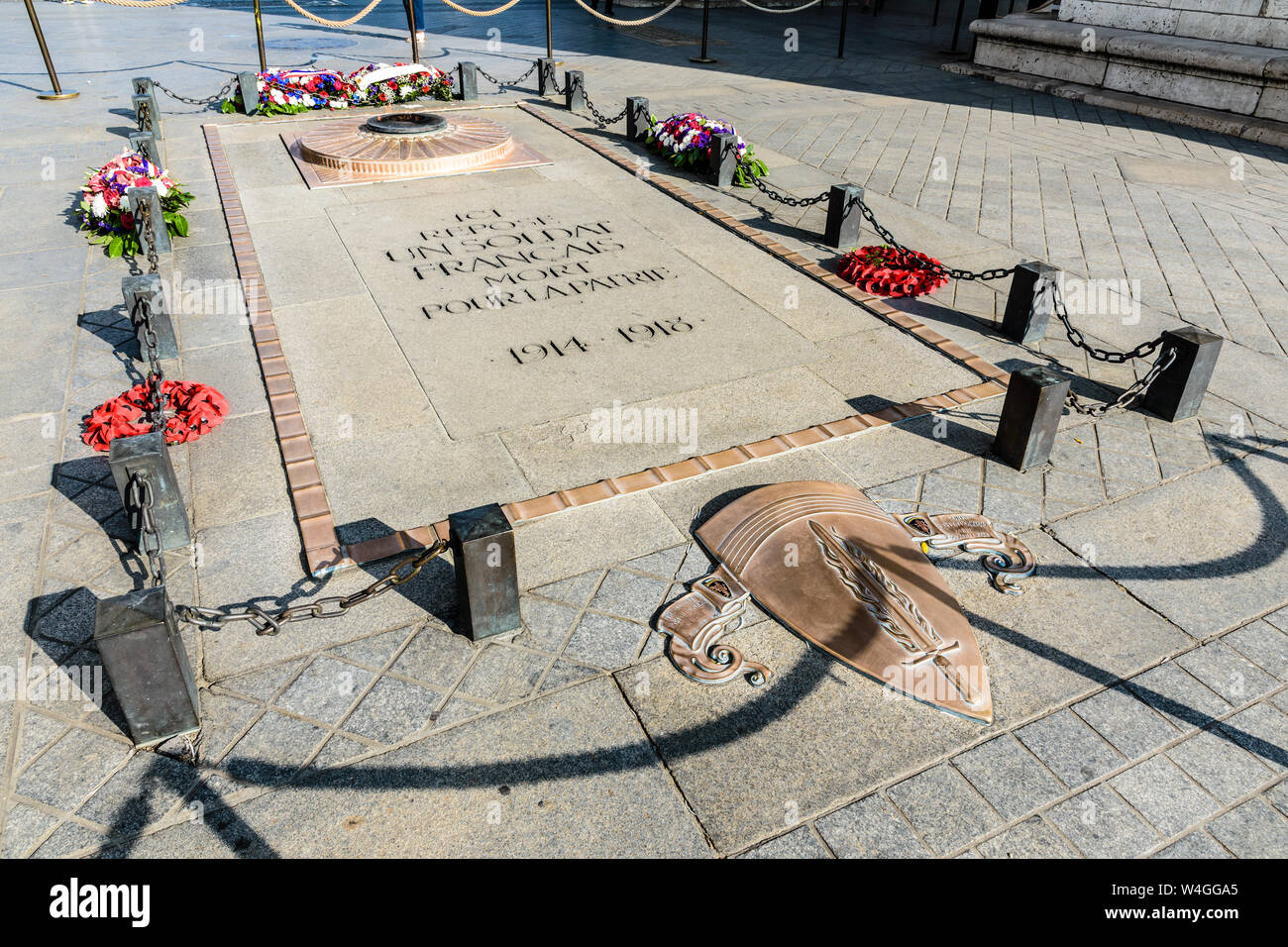 La plaque de granit et flamme éternelle de la Tombe du soldat inconnu ...