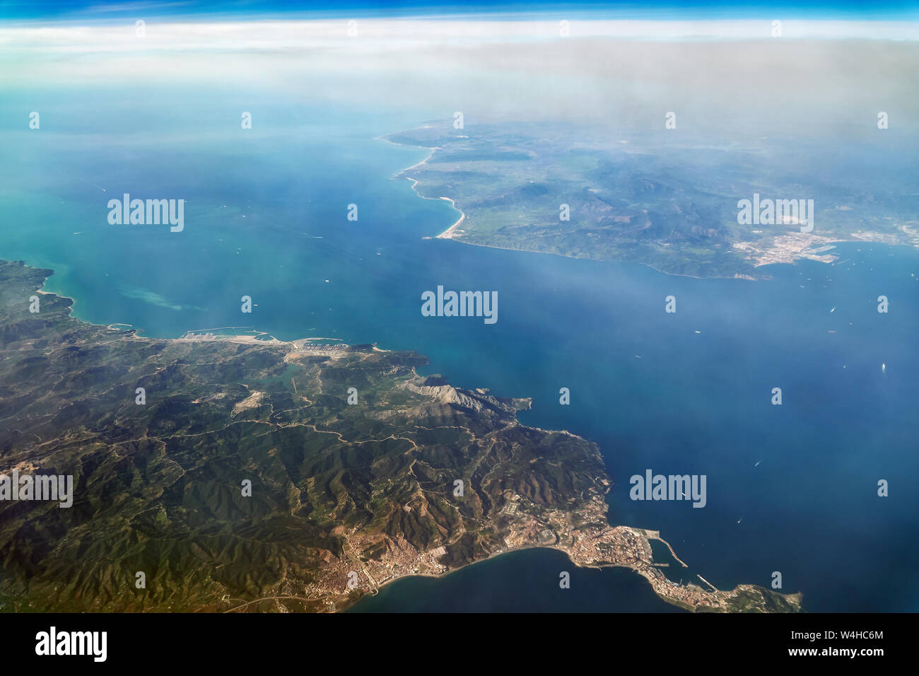 Vue aérienne du détroit de Gibraltar reliant l'Afrique et l'Europe ...