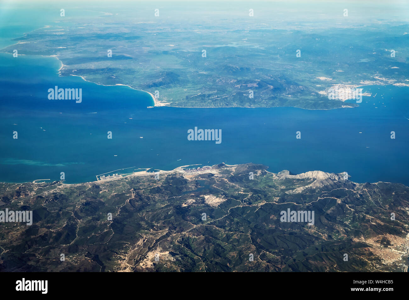 Vue aérienne du détroit de Gibraltar reliant l'océan Atlantique sur la ...