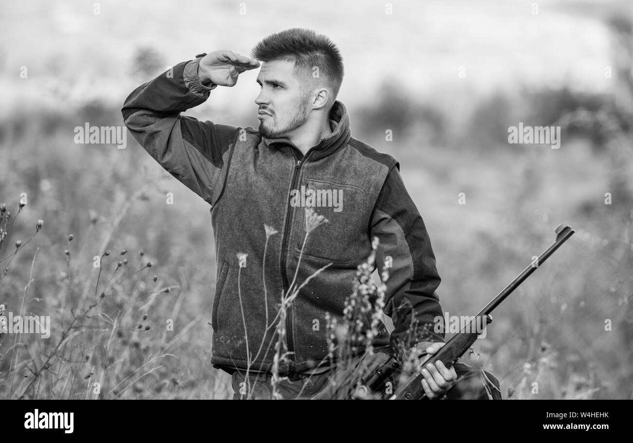 L'accent et la concentration de chasseur expérimenté. Les saisons de ...