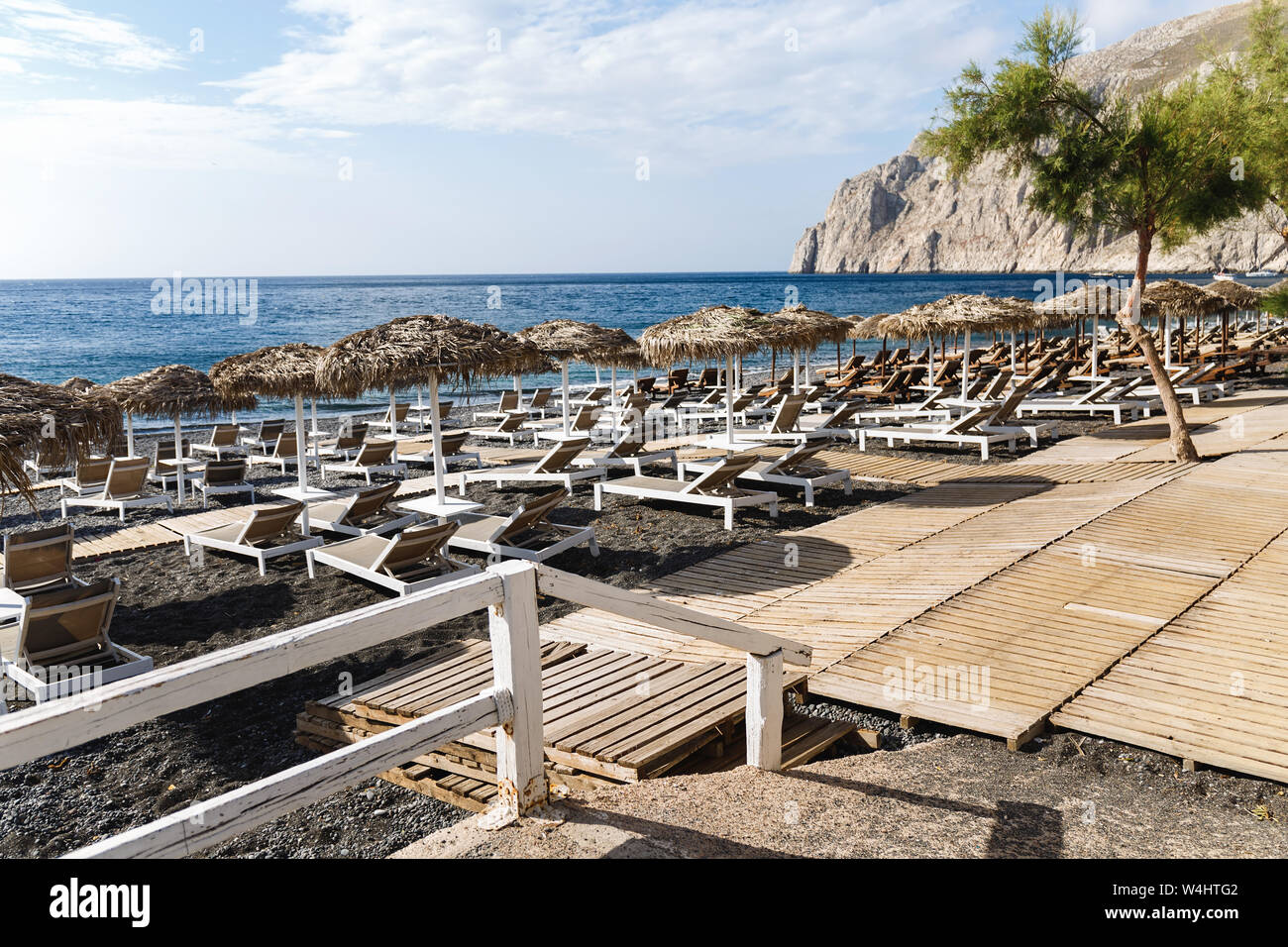 La plage de Kamari, Santorin. Plage de sable volcanique de la montagne ...