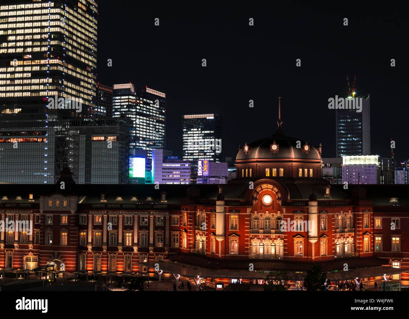 La gare de Tokyo de nuit, Gare centrale, quartier d'affaires de ...