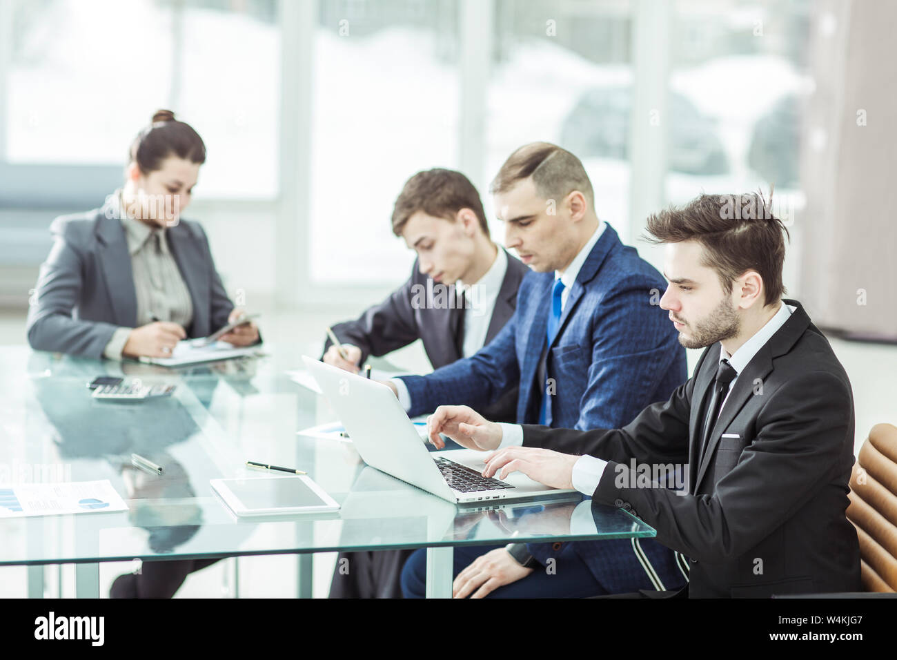 L'équipe de l'entreprise Travail avec des documents sur son lieu de ...