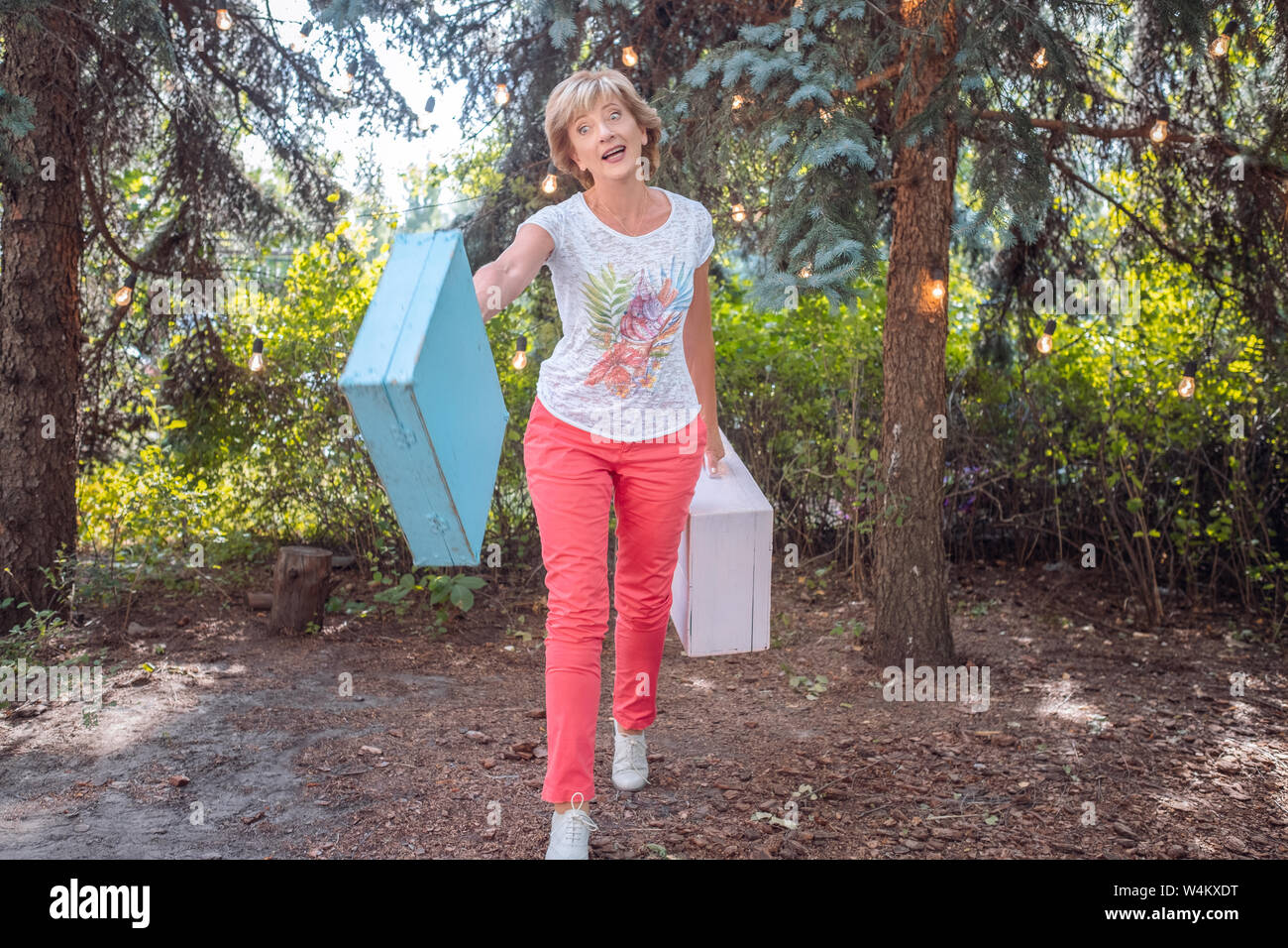Senior woman est un voyage. Femme avec une valise à l'extérieur. Femme ...