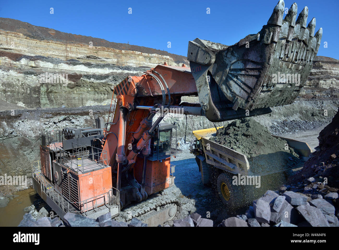 Grande carrière dump truck. Chargement de la roche dans le dumper ...