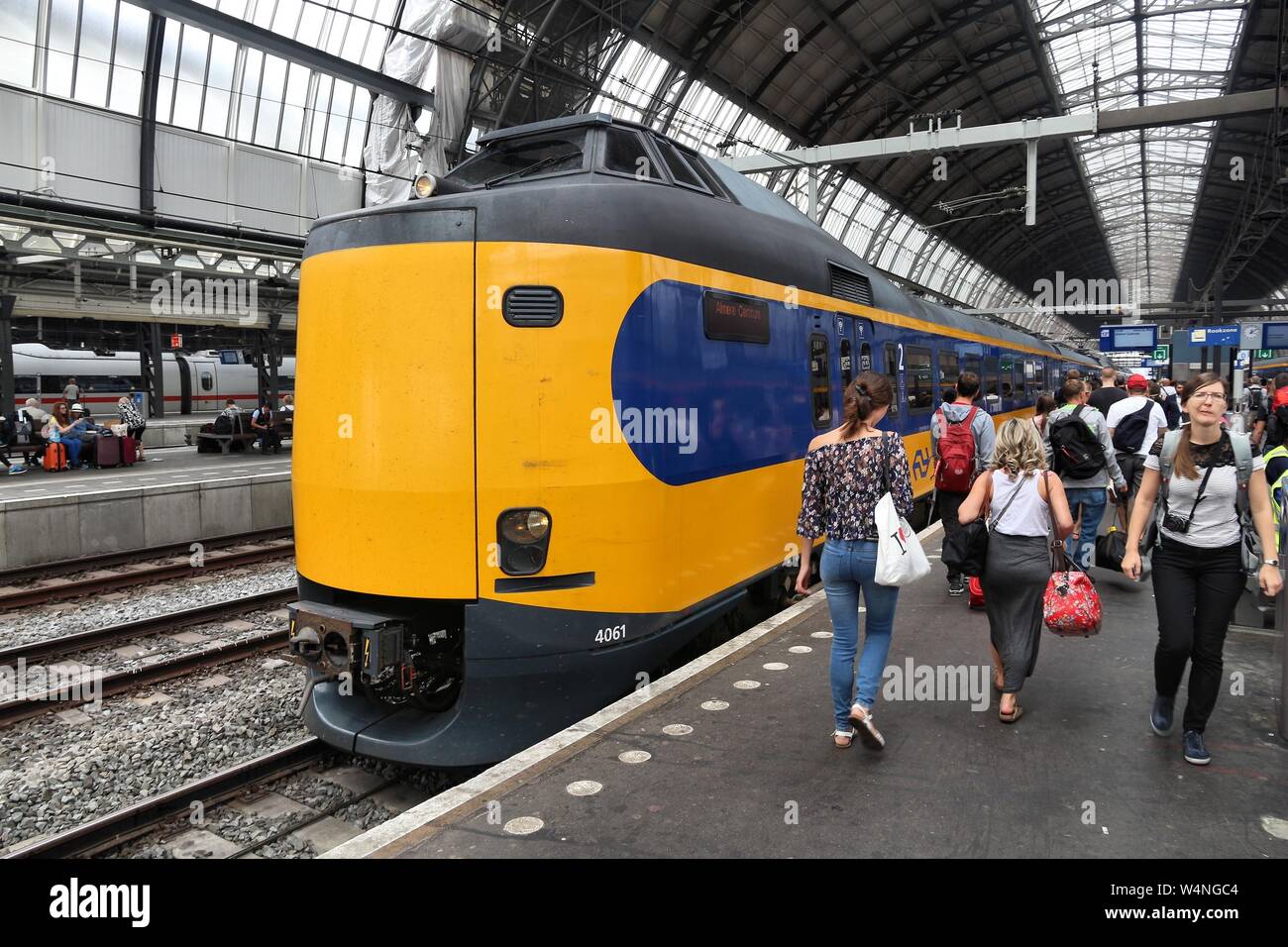 AMSTERDAM, Pays-Bas - le 7 juillet 2017 : la sortie Nederlandse Spoorwegen (NS) en train d ...